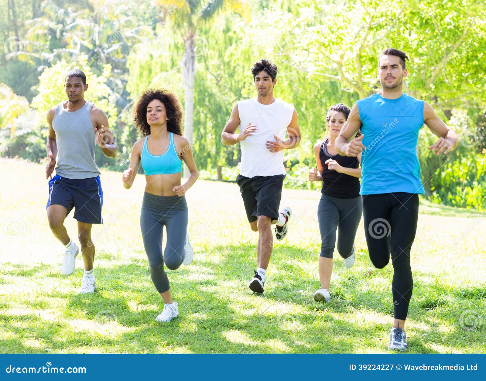 La Gente Che Corre Insieme Nel Parco Immagine Stock - Immagine di ...