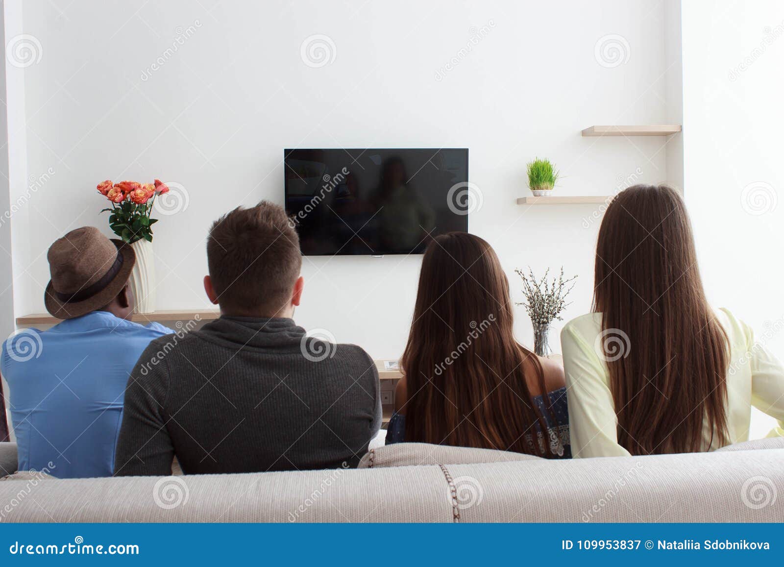 La Persona Che Guarda Tv Foto Stock - Download 673 Royalty Free Photos