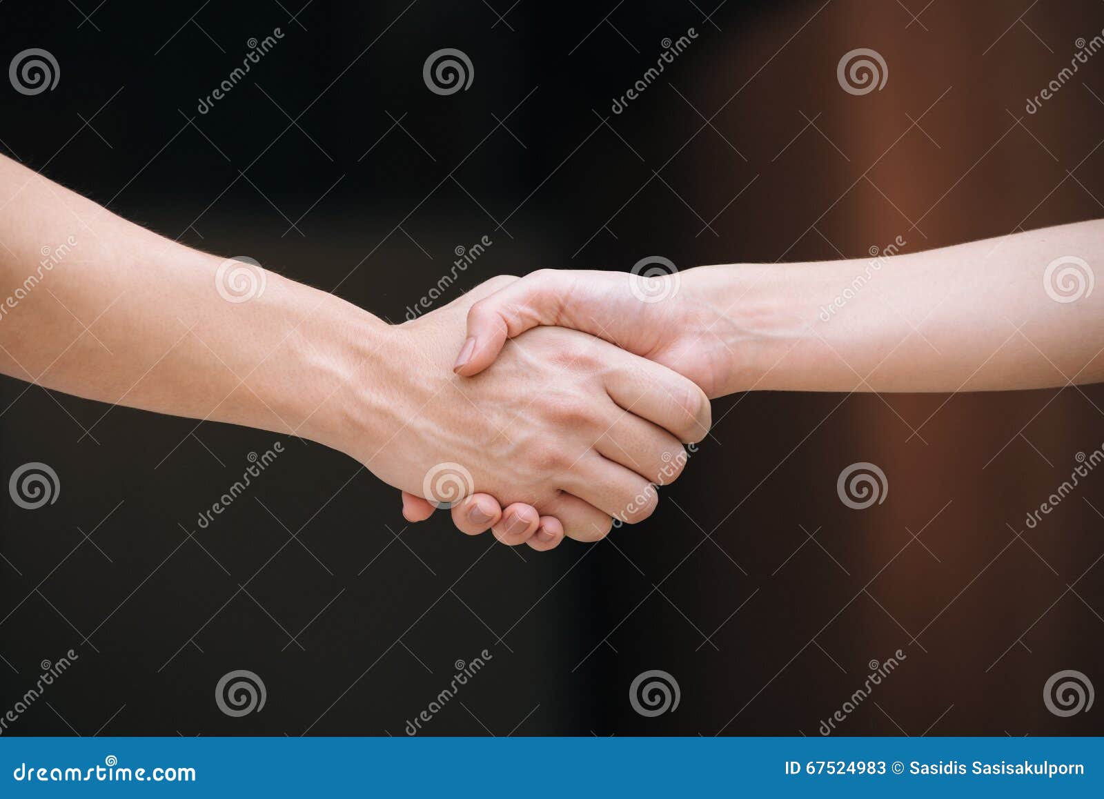 La Gente Che Stringe Le Loro Mani Immagine Stock - Immagine di sfondo ...