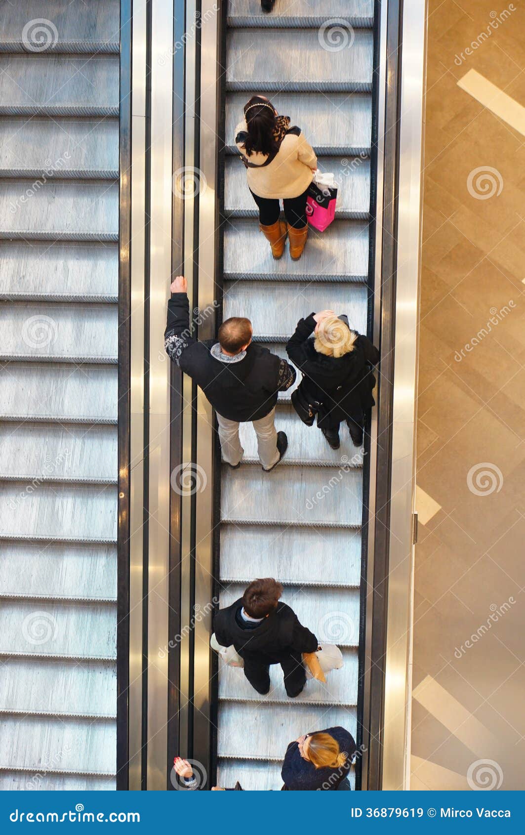 La Gente Che Usando Scala Mobile Immagine Stock Editoriale - Immagine ...