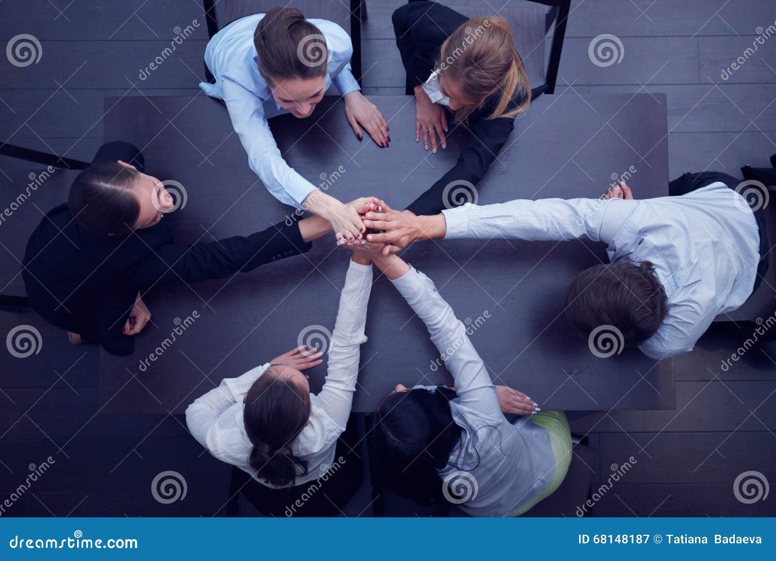 La Gente Con Le Loro Mani Insieme Immagine Stock - Immagine di ...