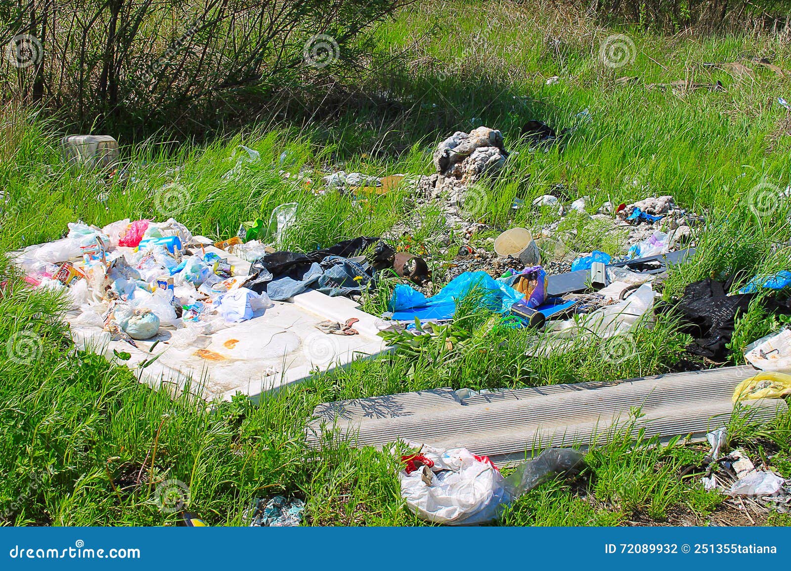 La Gente Contamina El Ambiente Foto de archivo - Imagen de cubo, litera ...