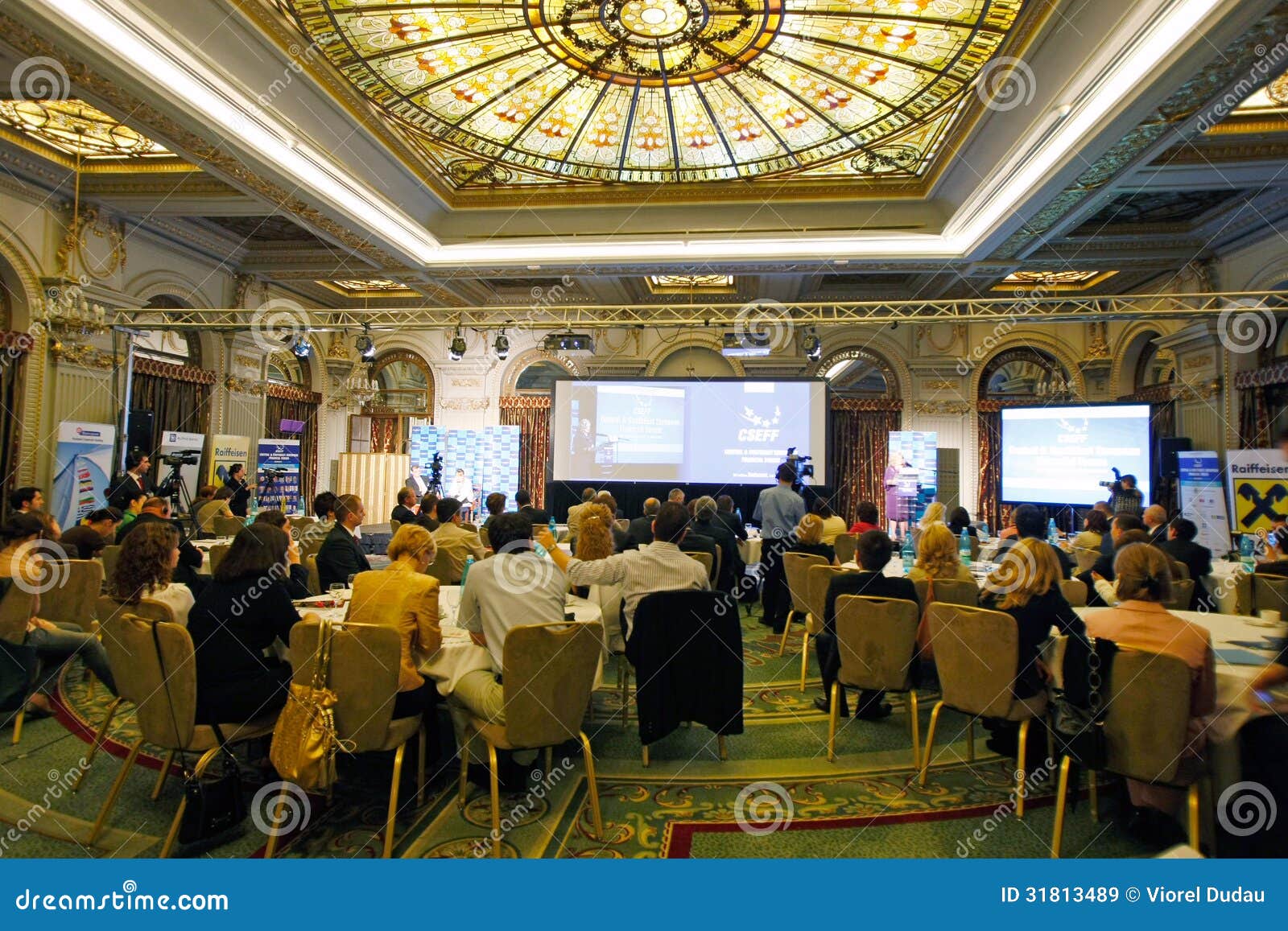 La Gente Nel Centro Congressi Immagine Stock Editoriale - Immagine di ...