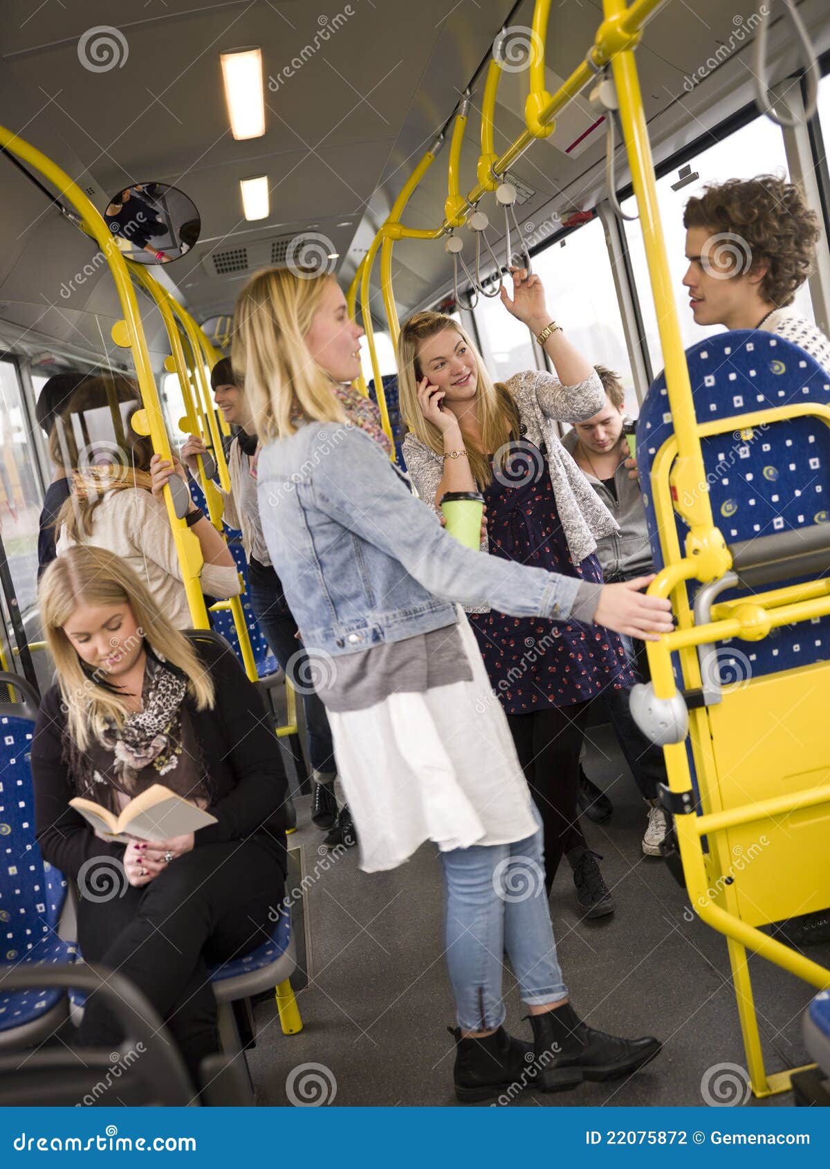 La gente in un bus fotografia stock. Immagine di espressione - 22075872
