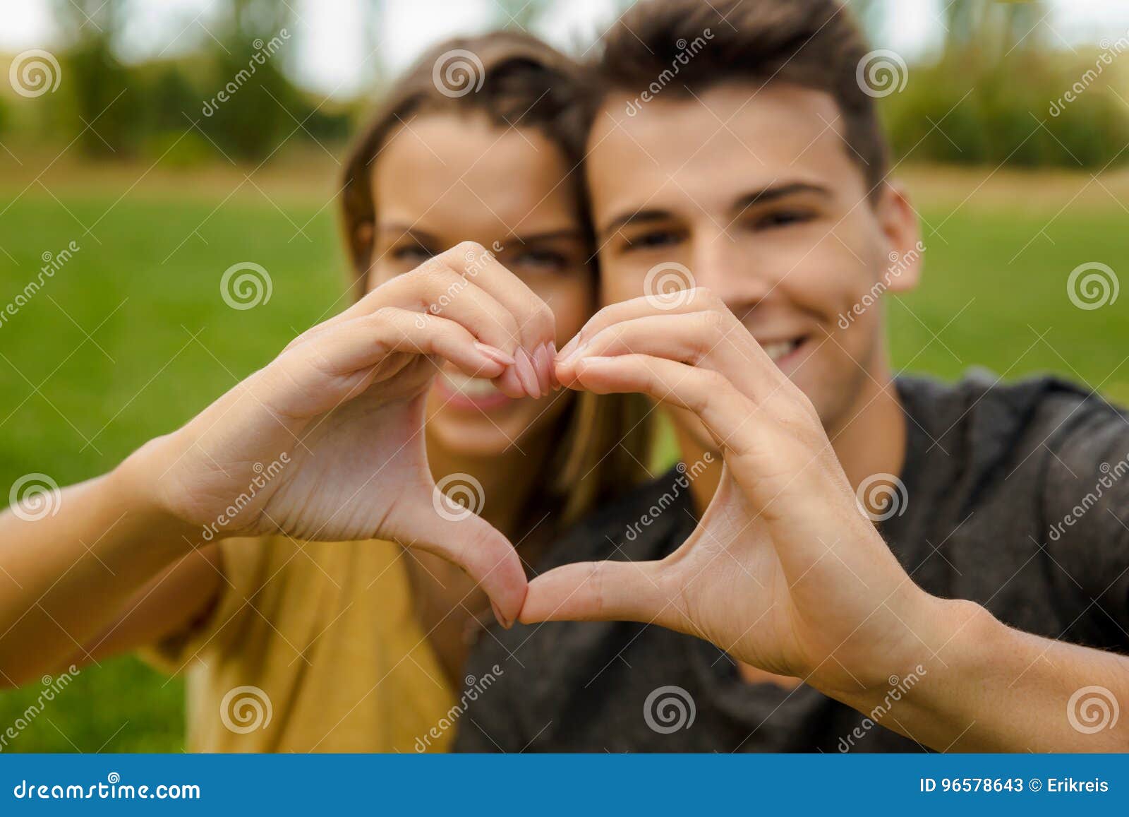 La Gioia Di Essere Innamorato Immagine Stock - Immagine di felice ...