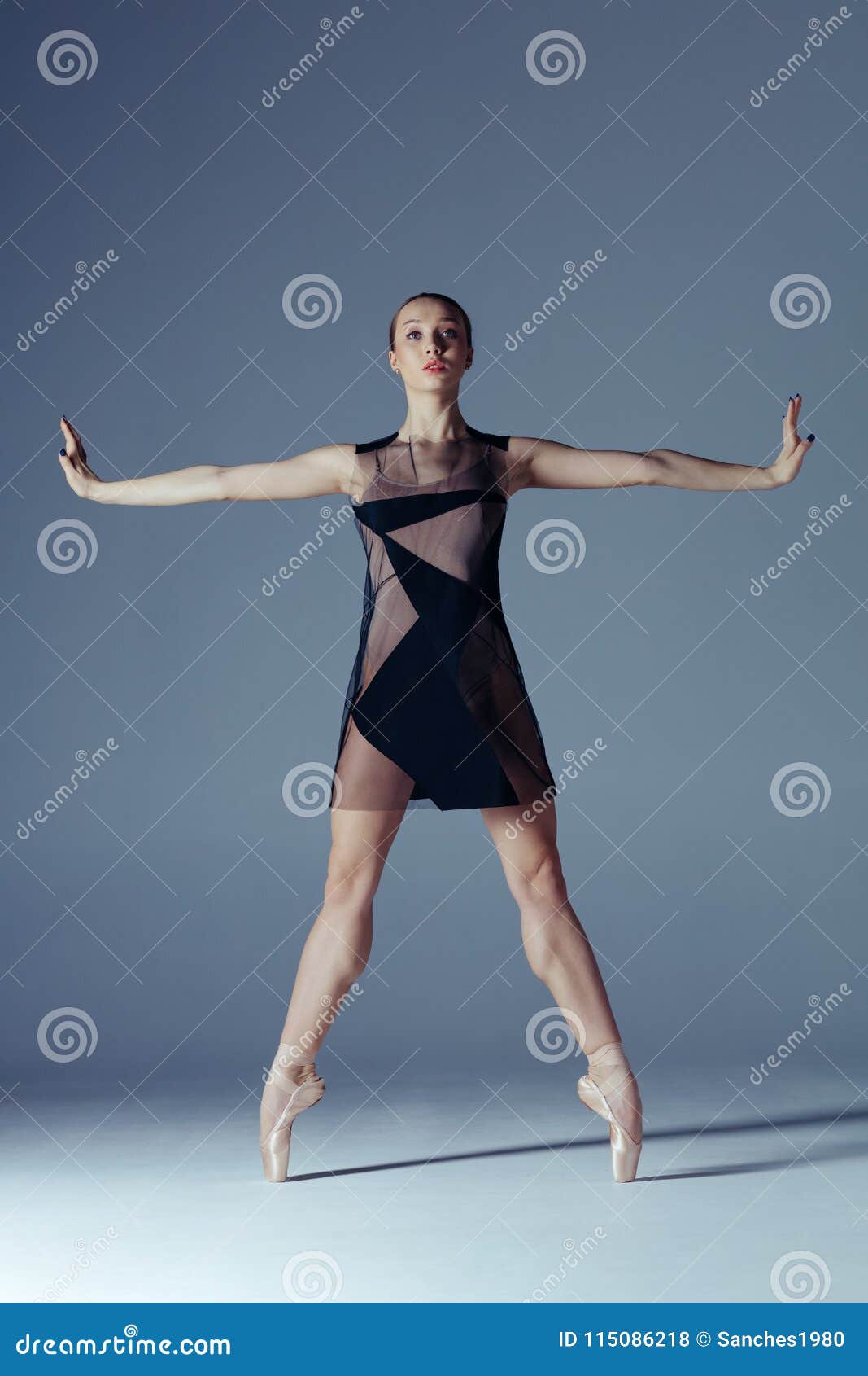 La Giovane Bella Ballerina Sta Posando in Studio Fotografia Stock ...