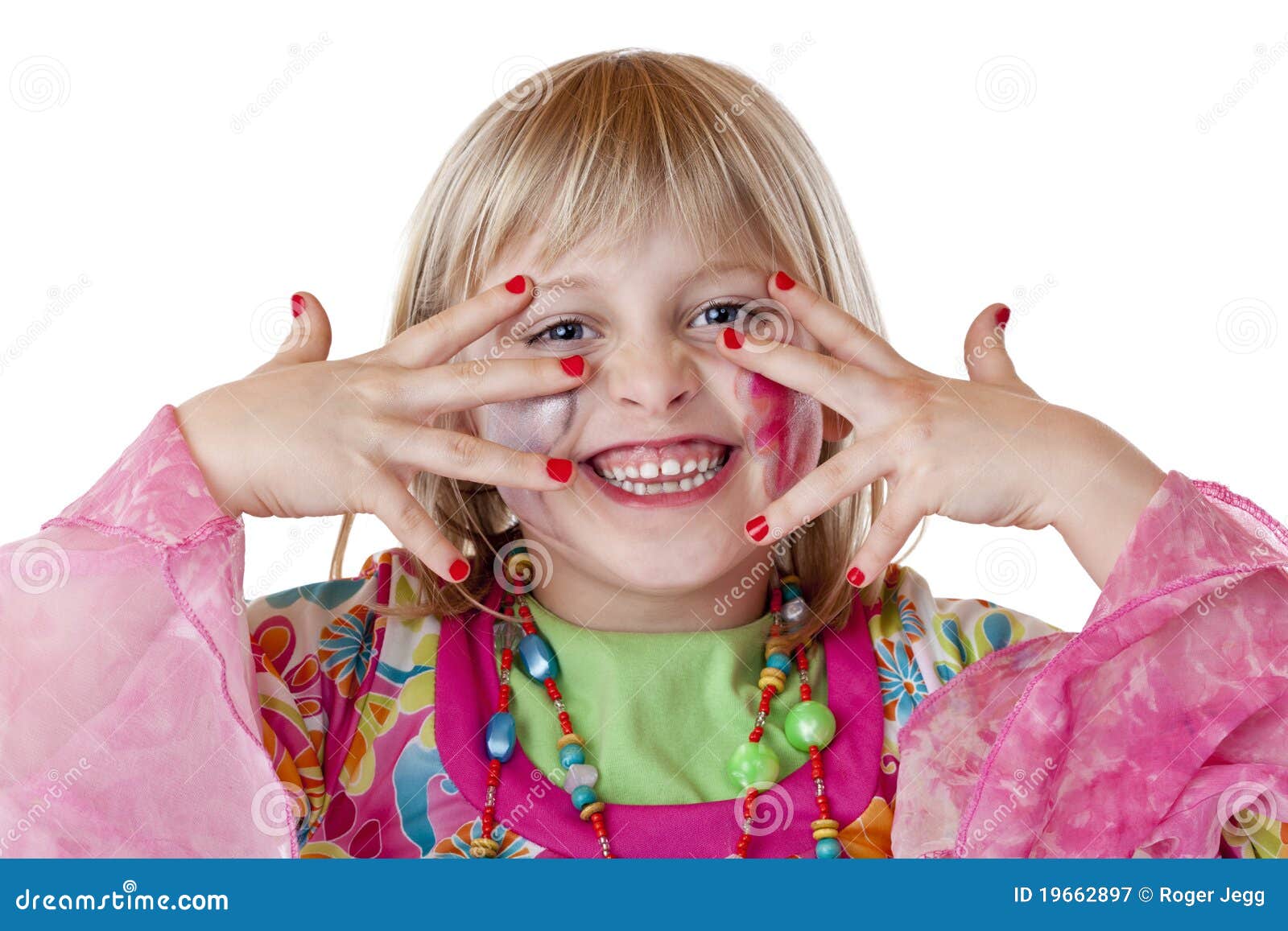 La Giovane Ragazza Bionda Mostra Le Unghie Rosse E Le Risate Immagine ...