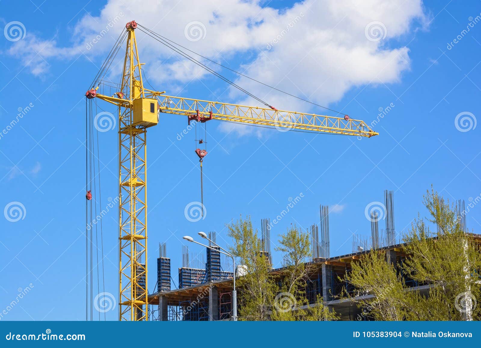 La Gru Di Costruzione Costruisce Il Nuovo Edificio Fotografia Stock ...