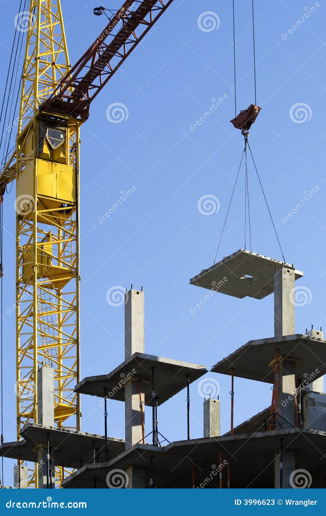 La Gru E La Nuova Costruzione. Immagine Stock - Immagine di esterno ...
