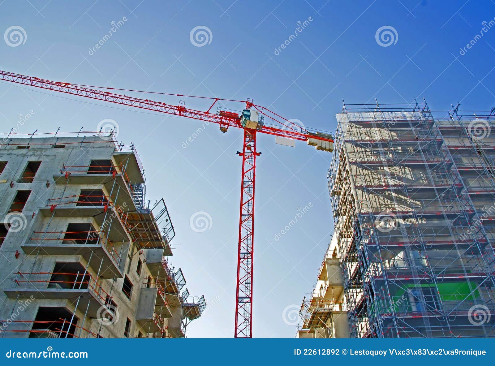 La Gru Ha Circondato Due Costruzioni Fotografia Stock - Immagine di ...