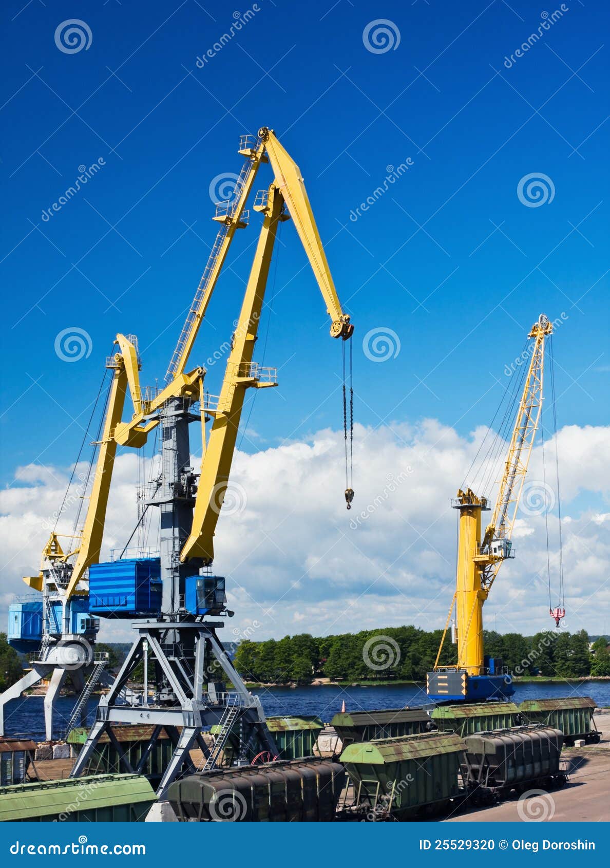 La Grue Effectue La Cargaison De Charge Photo stock - Image du ...
