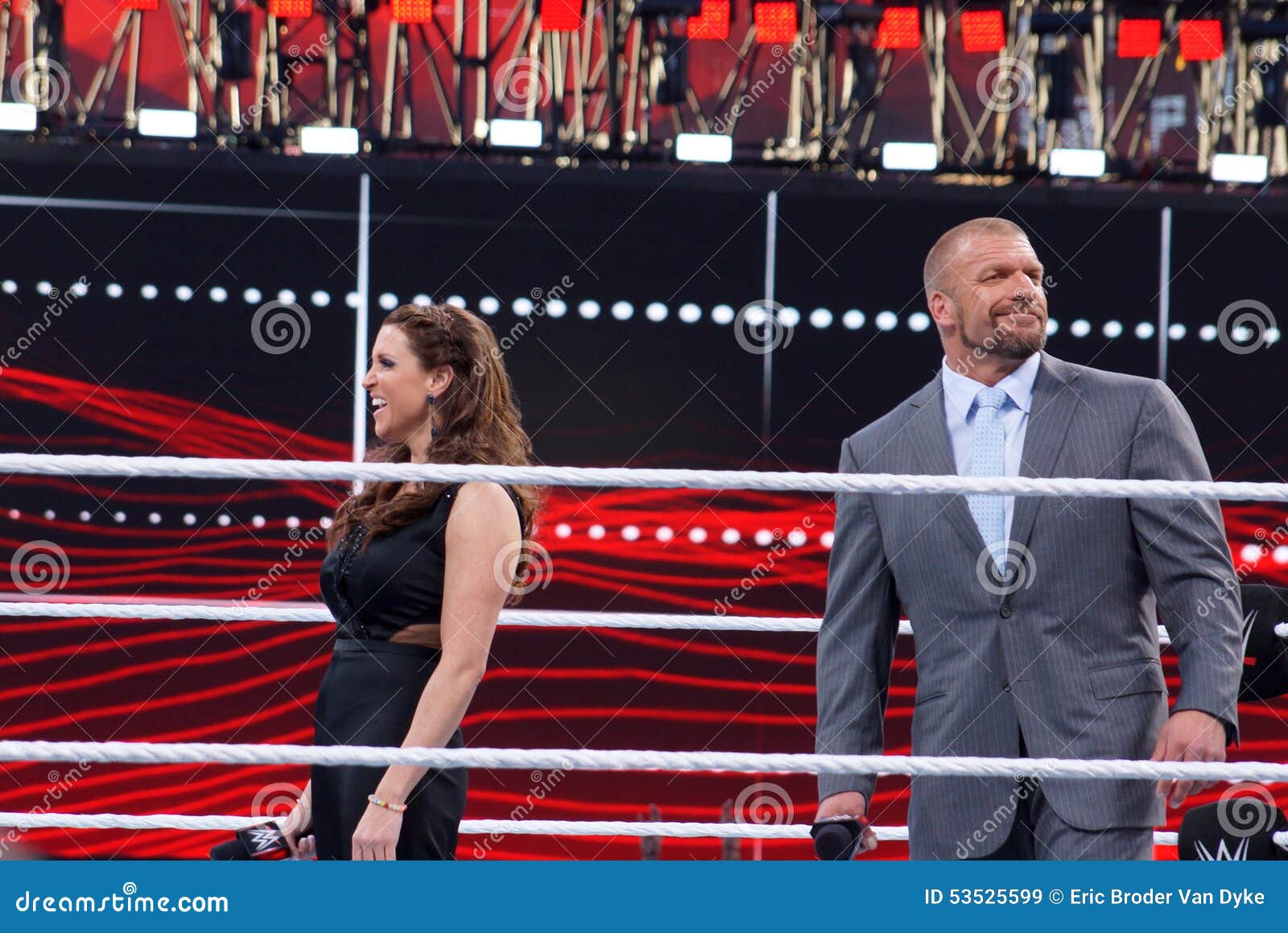 La H Tripla E Stephanie McMahon Sorridono in Mezzo All'anello Immagine ...