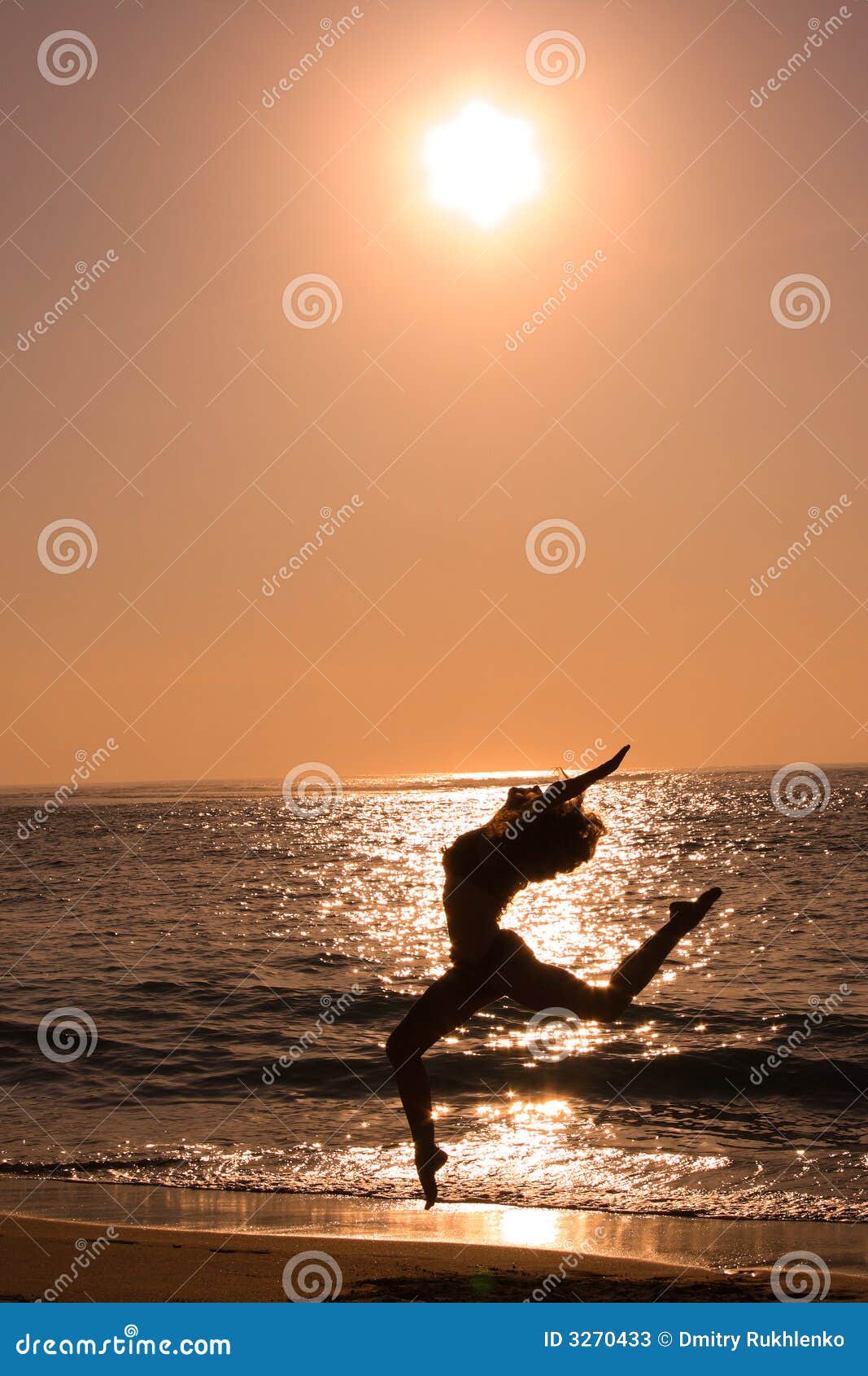 La Hembra Que Salta En La Playa Imagen de archivo - Imagen de ...