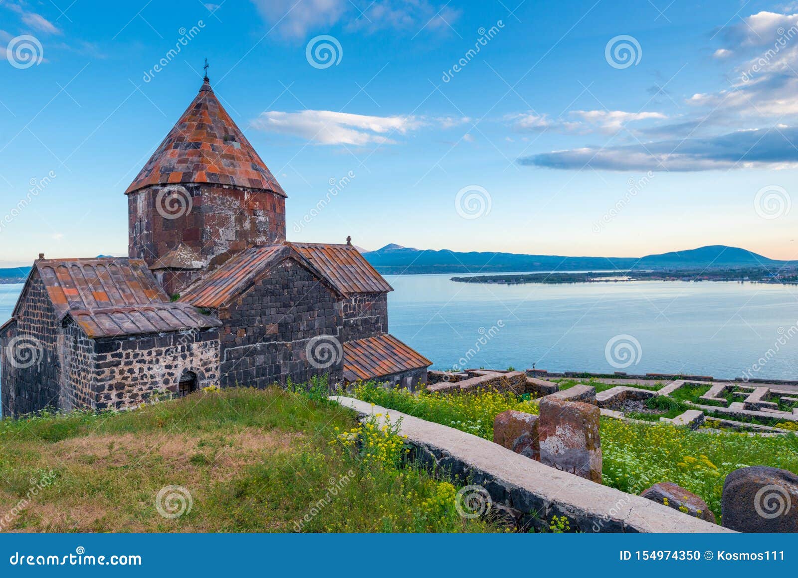 La Herencia Famosa De Armenia, Lago Sevan Y Vista De Sevanavank Foto de ...