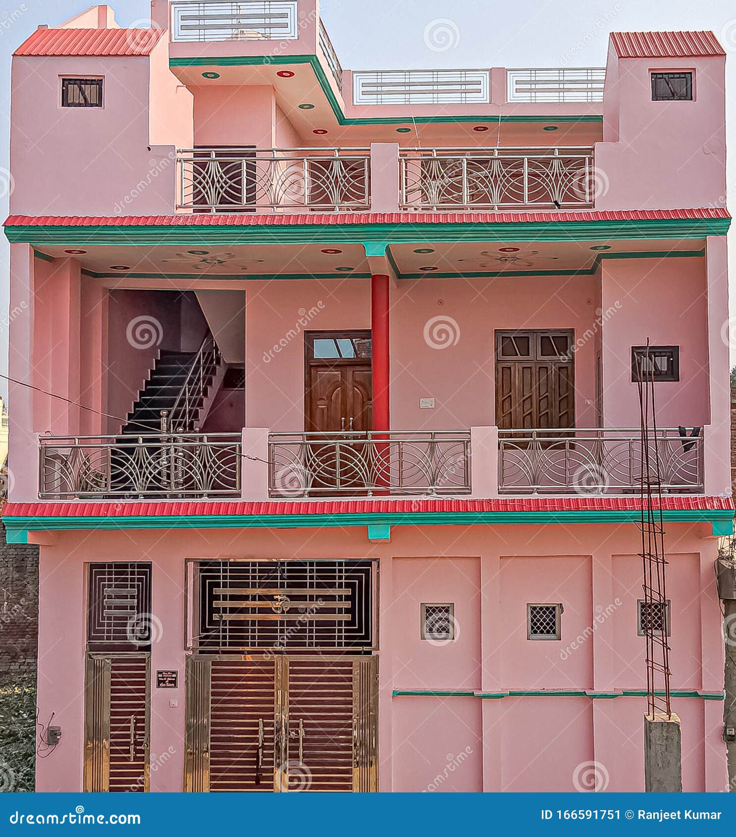 La Hermosa Casa De Color Rosa Imagen de archivo - Imagen de rosa, color ...