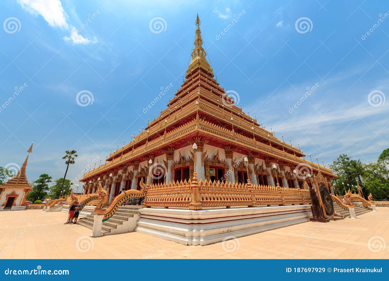 La Iglesia Tiene Un Hermoso Color Dorado En El Templo Phra Mahathat O