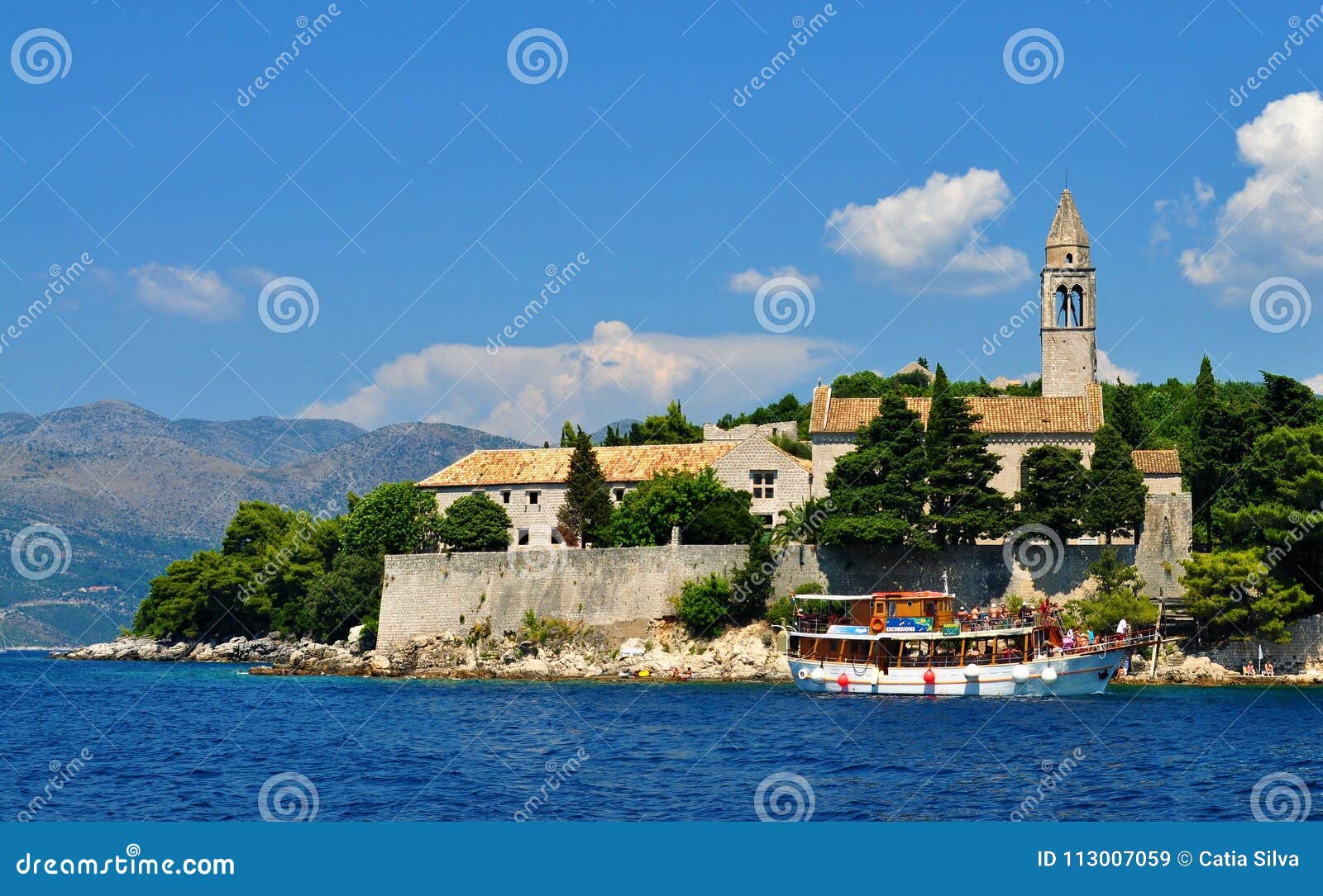 La Iglesia Y El Barco - Isla De Lopud Imagen de archivo editorial ...