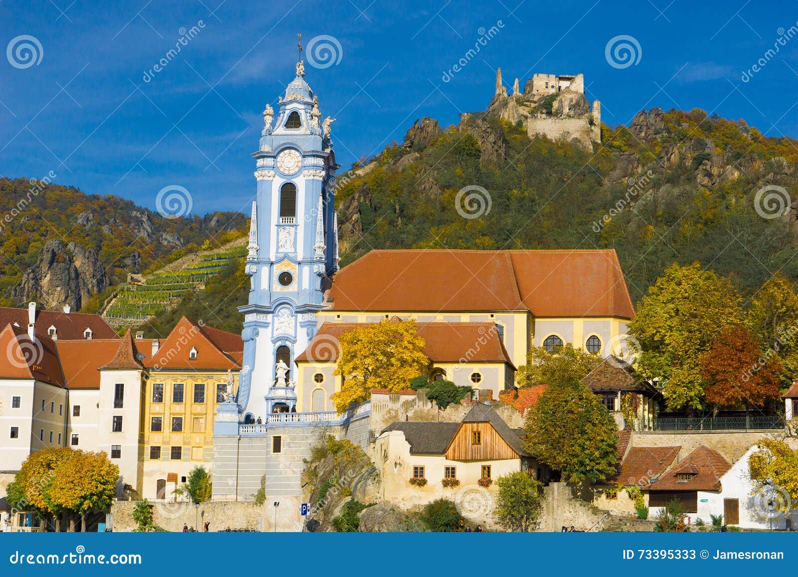 La Iglesia Y El Castillo Azules Foto de archivo editorial - Imagen de ...