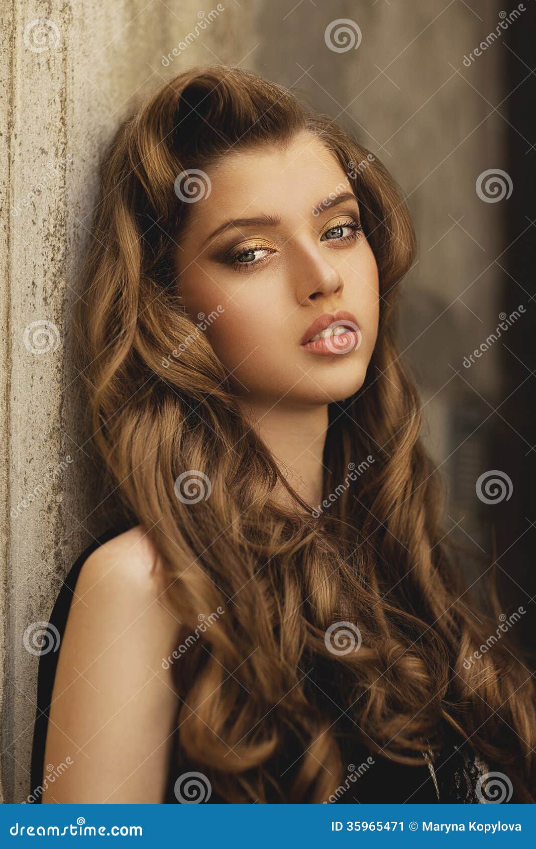 La Jeune Belle Fille Avec De Longs Cheveux Et Lor Composent Dans La