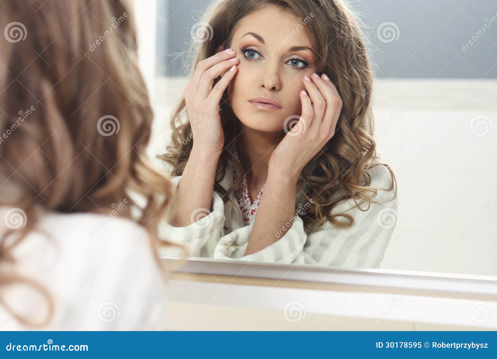La Jeune Belle Fille Regarde Dans Le Miroir Image Stock Image Du