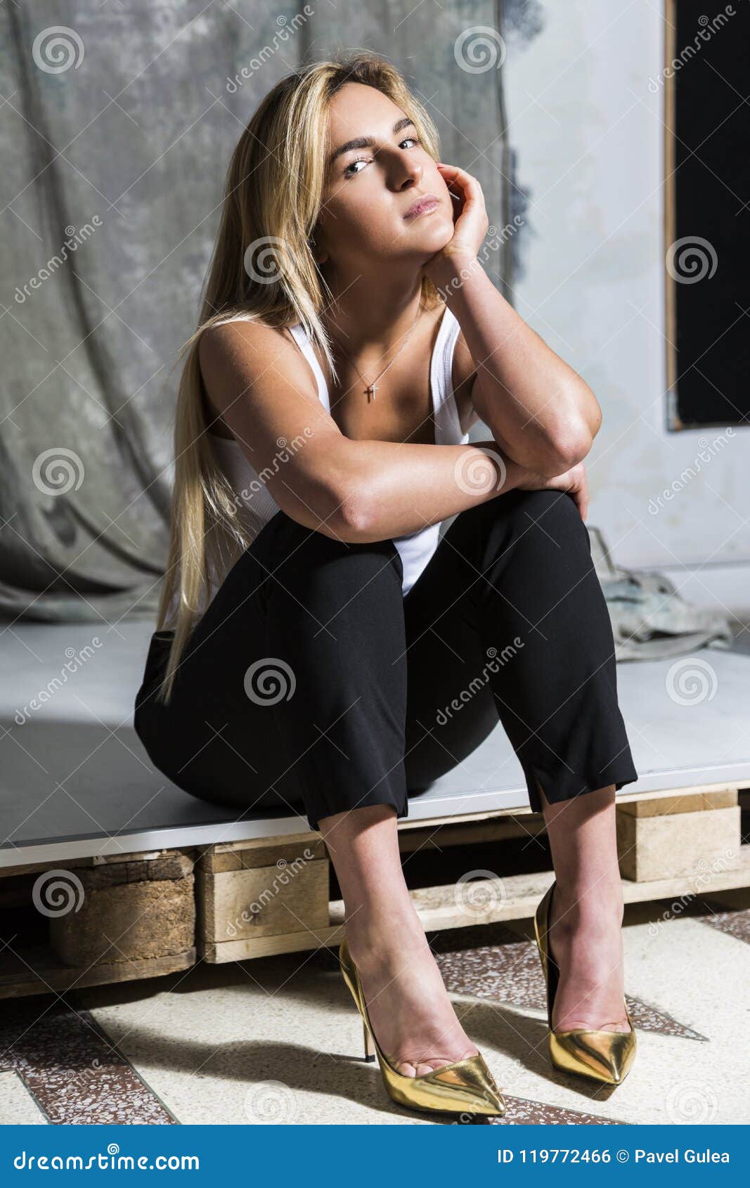 La Jeune Belle Fille Blonde Sasseyent Sur Des Talons Hauts Photo Stock