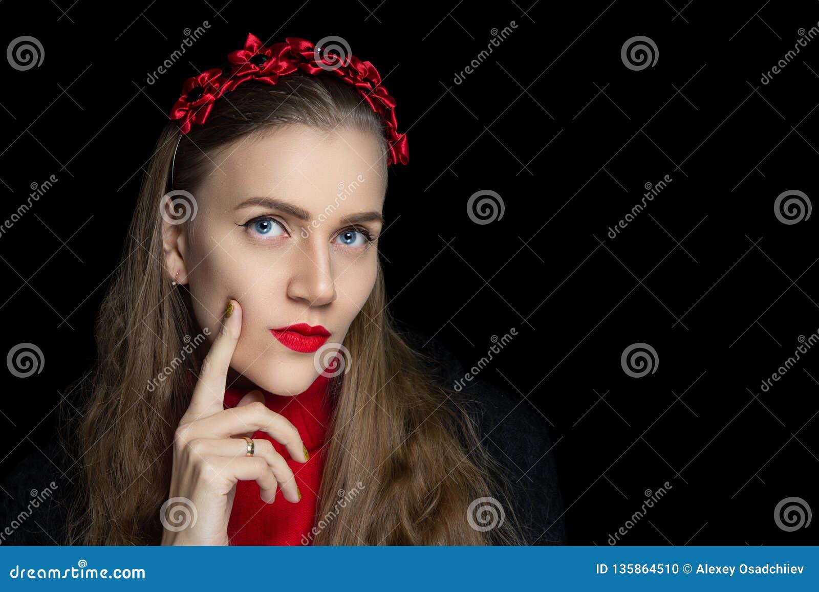 La Jeune Belle Fille Touche Ses Longs Doigts à Son Visage Photo Stock