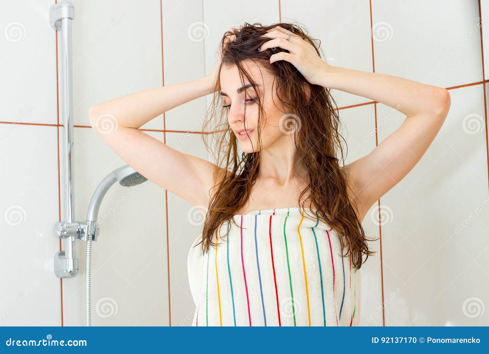 La Jeune Fille Sexy Avec Les Cheveux Humides Se Tient Dans La Salle De