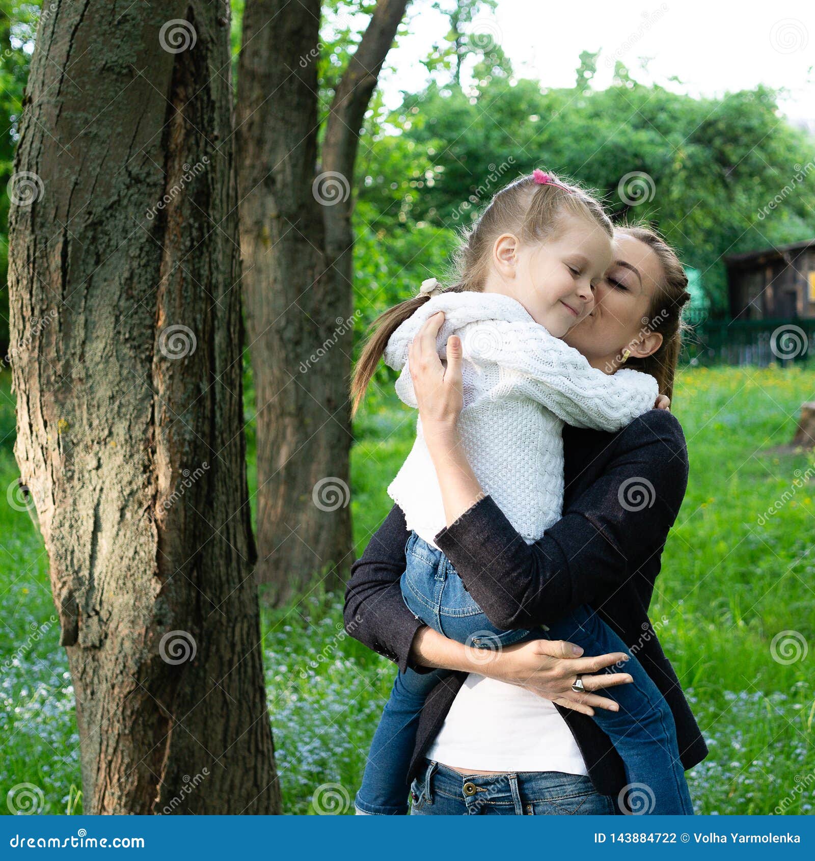 La Jeune Mère Mince Se Tient Dans Ses Bras Et étreintes Une Fille Photo