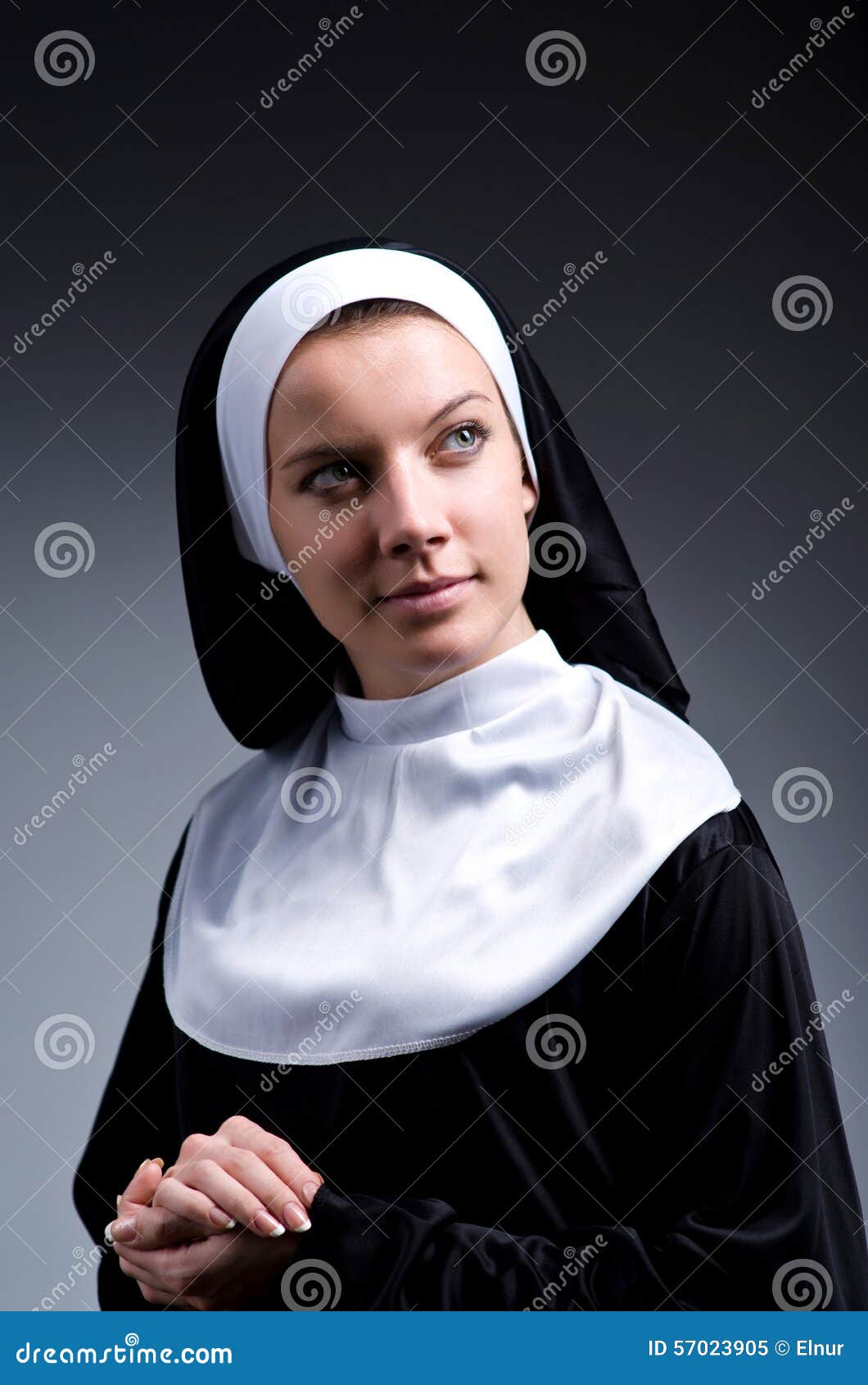 La Jeune Nonne Dans Le Concept Religieux Image stock - Image du noir ...