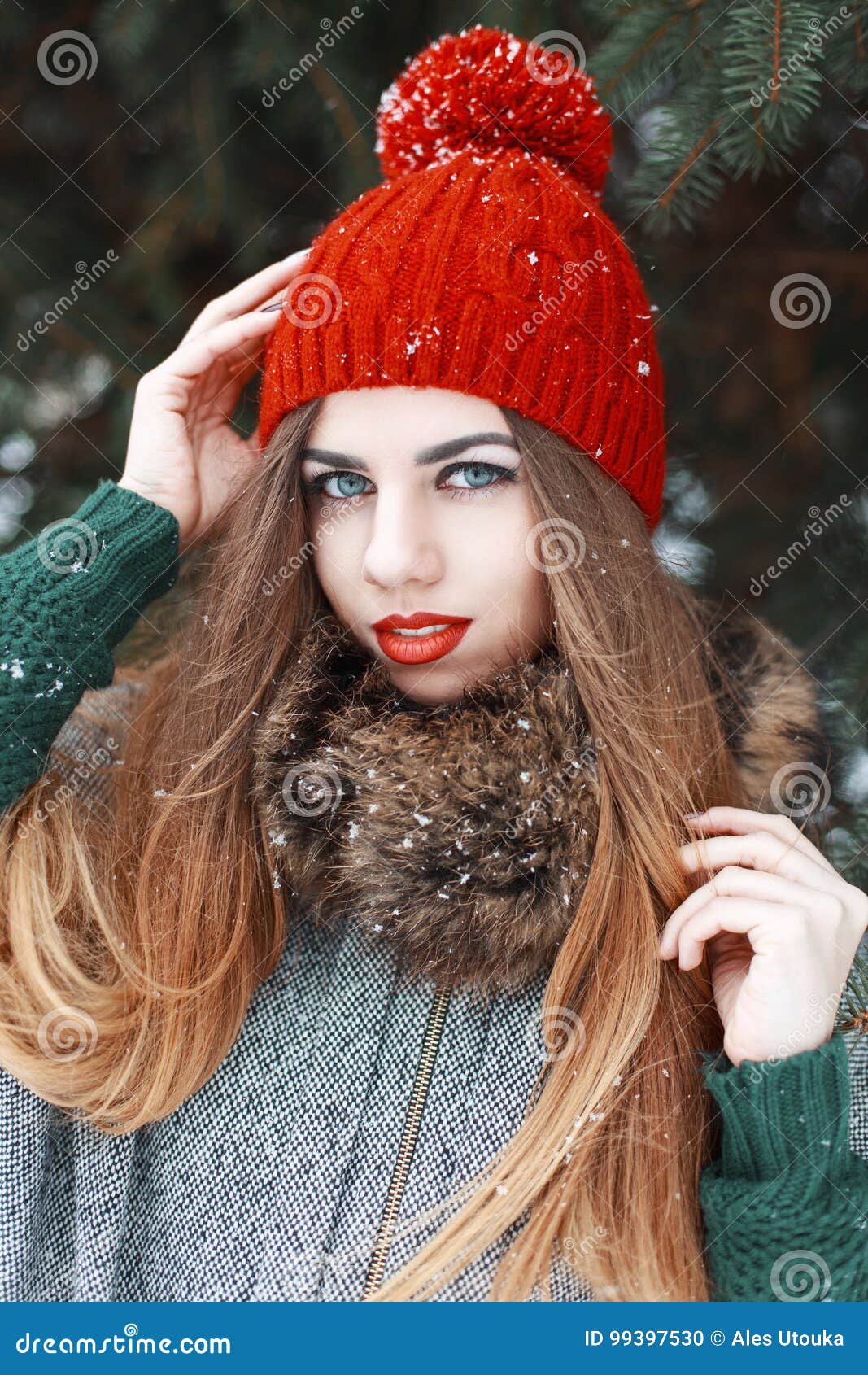 La Jolie Fille Avec De Beaux Yeux Bleus Dans Un Chapeau Rouge Et Le
