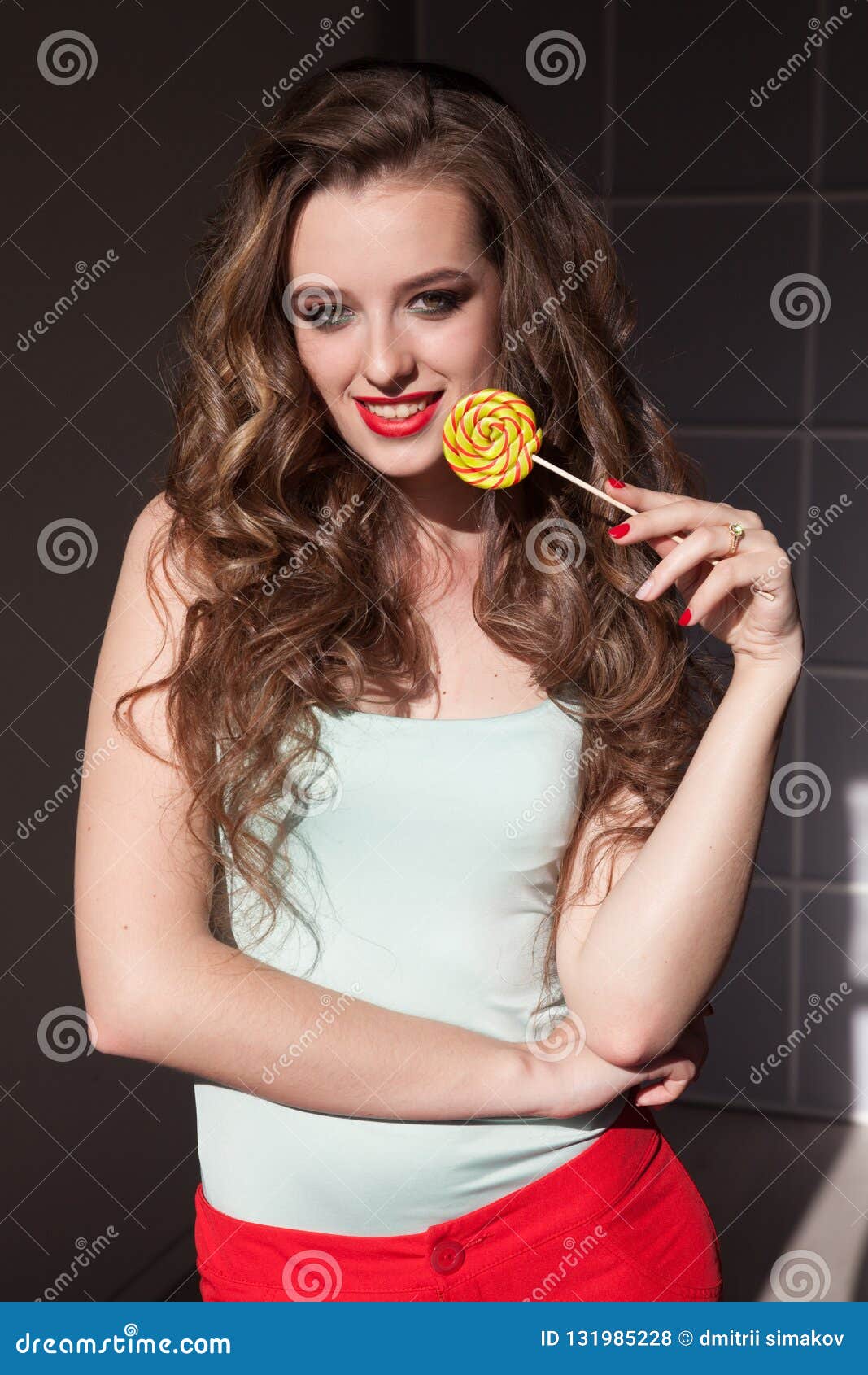 La Jolie Fille Mange La Sucrerie Douce De Lucette De Sucrerie Photo