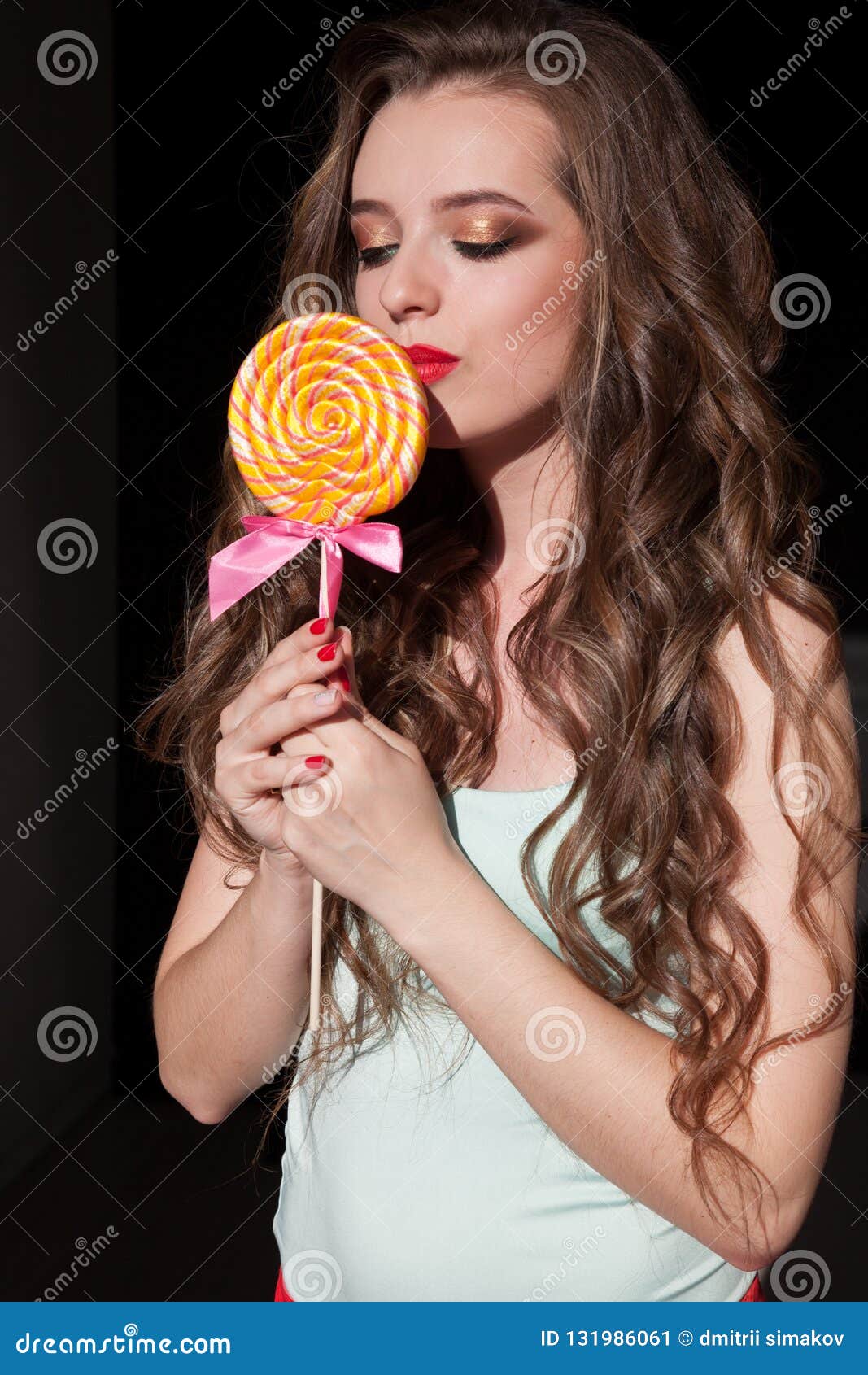 La Jolie Fille Mange La Sucrerie Douce De Lucette De Sucrerie Image