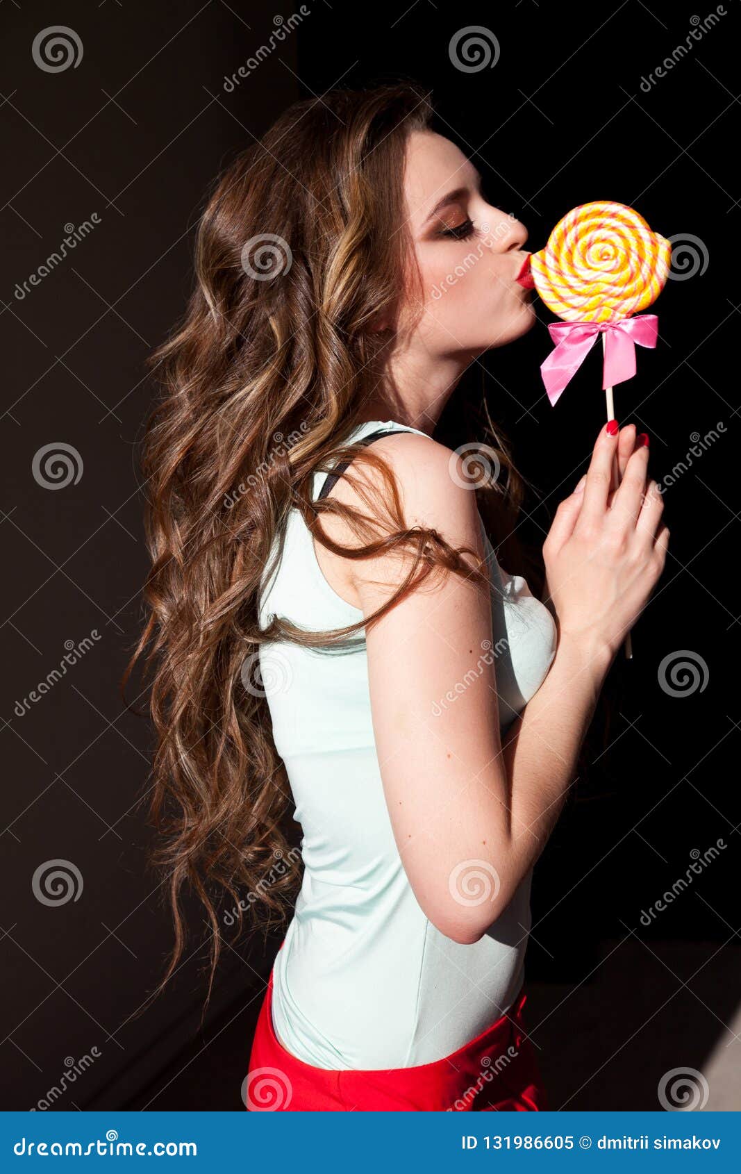 La Jolie Fille Mange La Sucrerie Douce De Lucette De Sucrerie Image