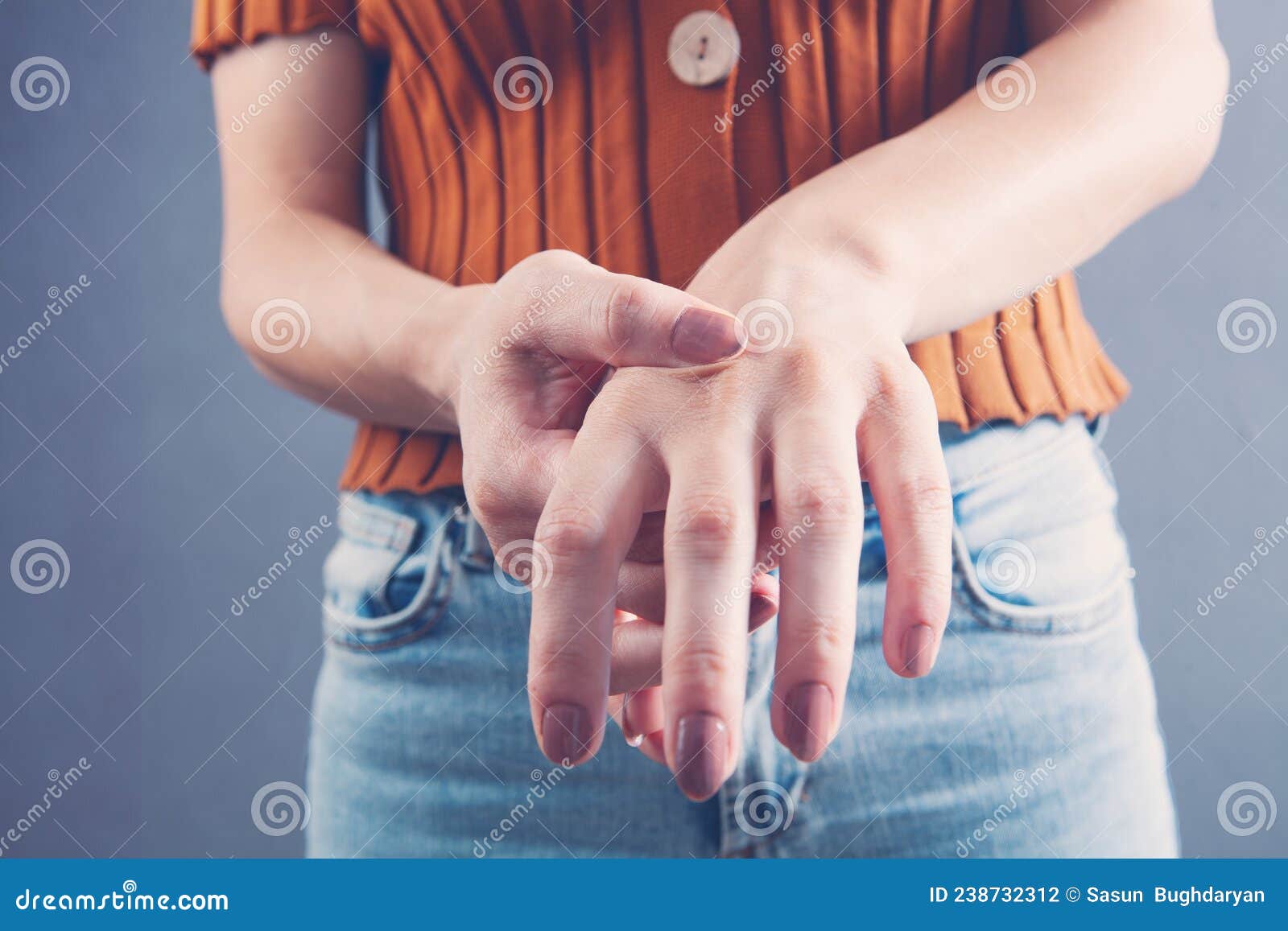 La Joven Tiene Dolor En Los Dedos Foto de archivo - Imagen de mujer ...