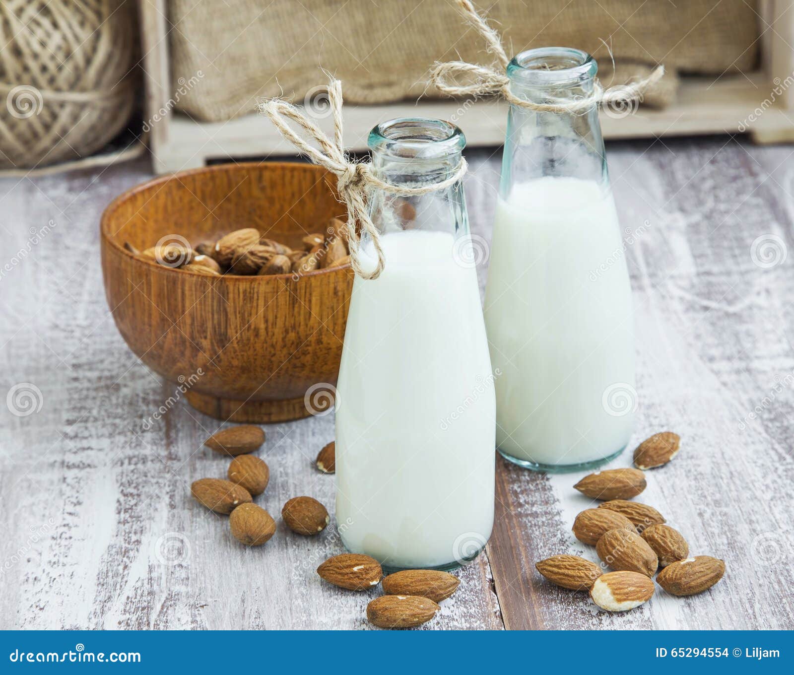 La Leche De La Almendra En Botellas Con Las Nueces De La Almendra Rueda ...