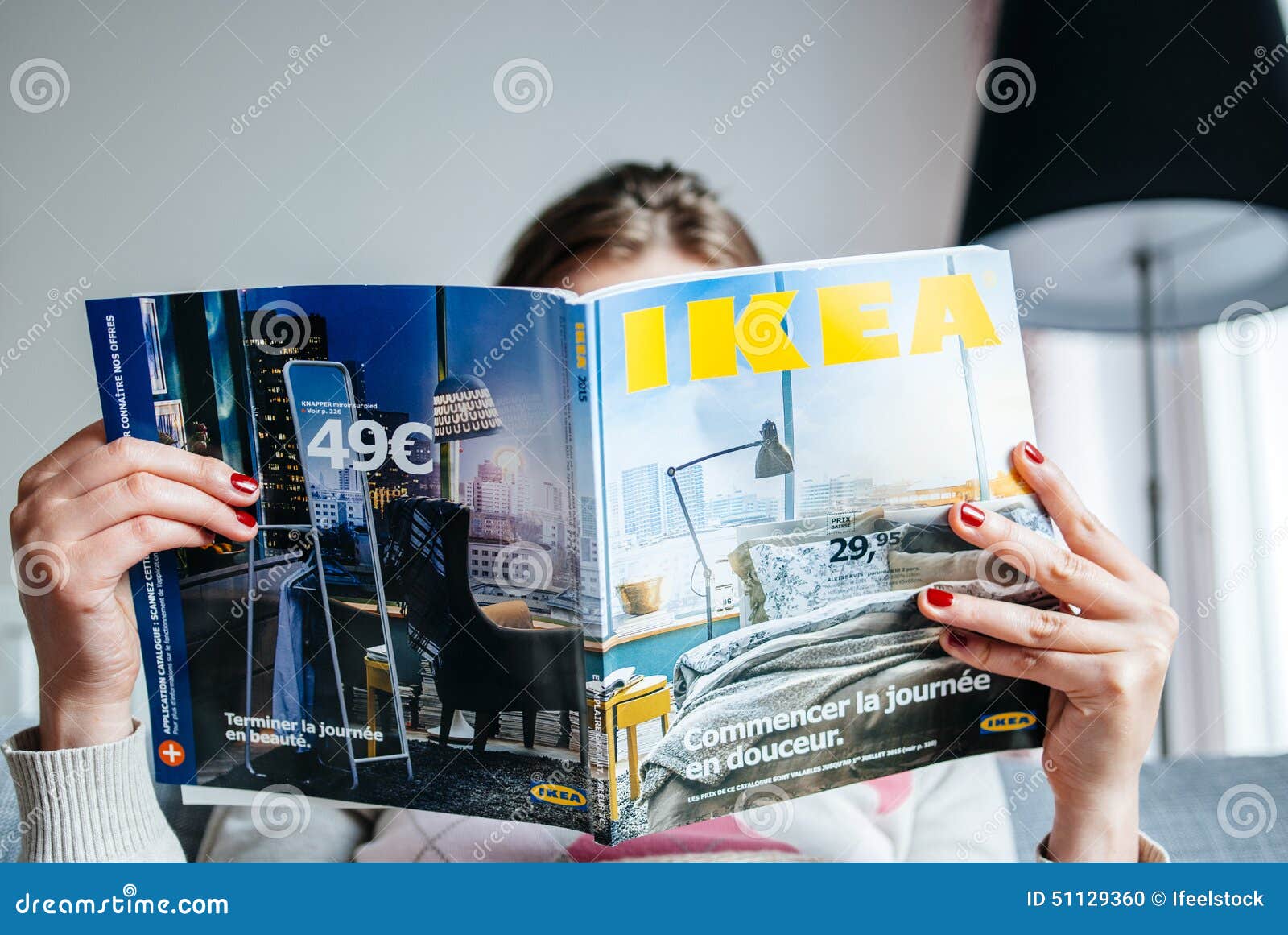 La lectura IKEA cataloga imagen editorial. Imagen de creatividad - 51129360