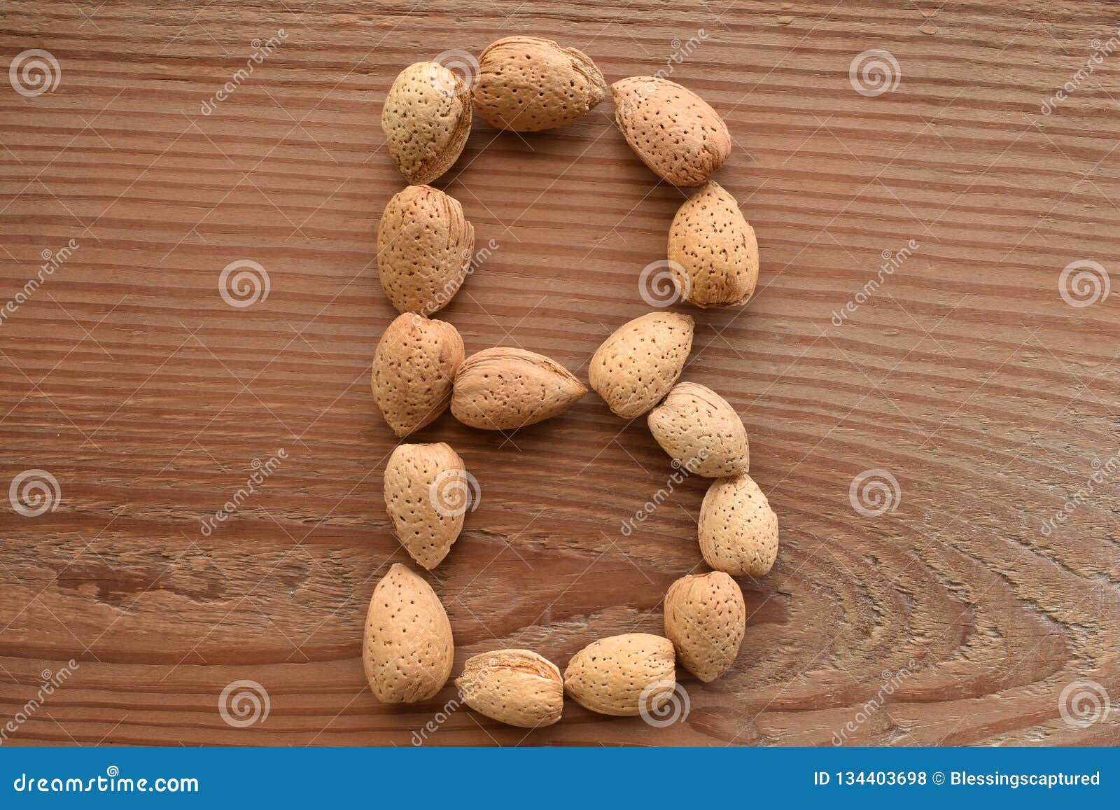 La Letra B Formada Con Las Almendras En La Madera Foto de archivo ...