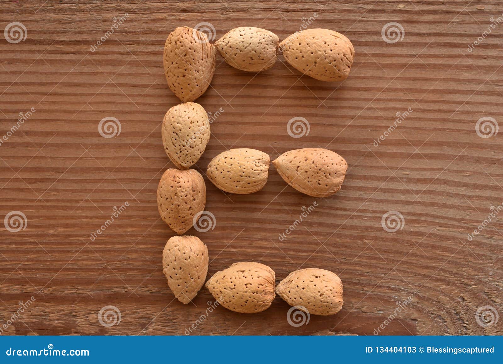 La Letra E Formada Con Las Almendras En La Madera Imagen de archivo ...