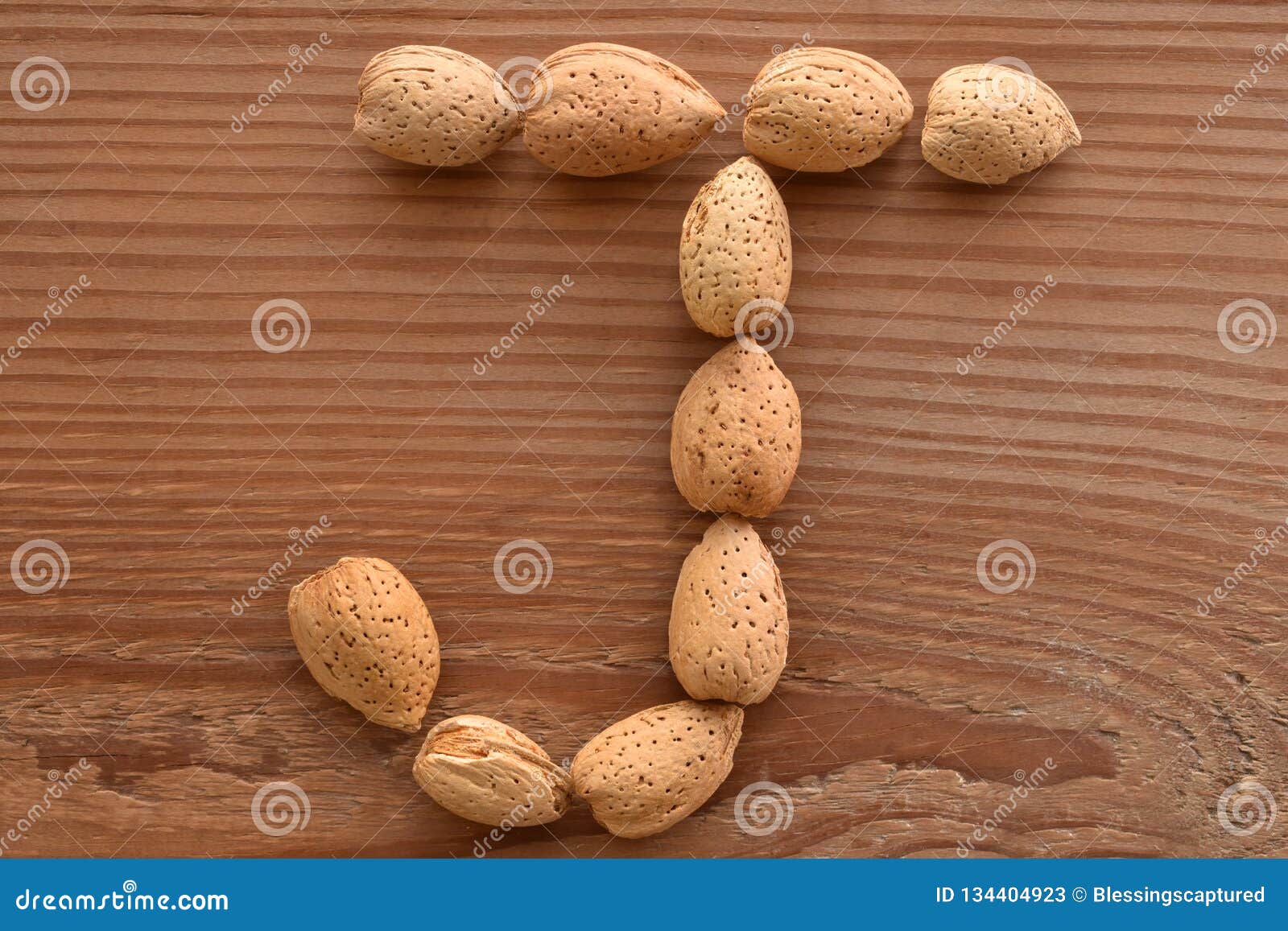 La Letra J Formada Con Las Almendras En La Madera Imagen de archivo ...