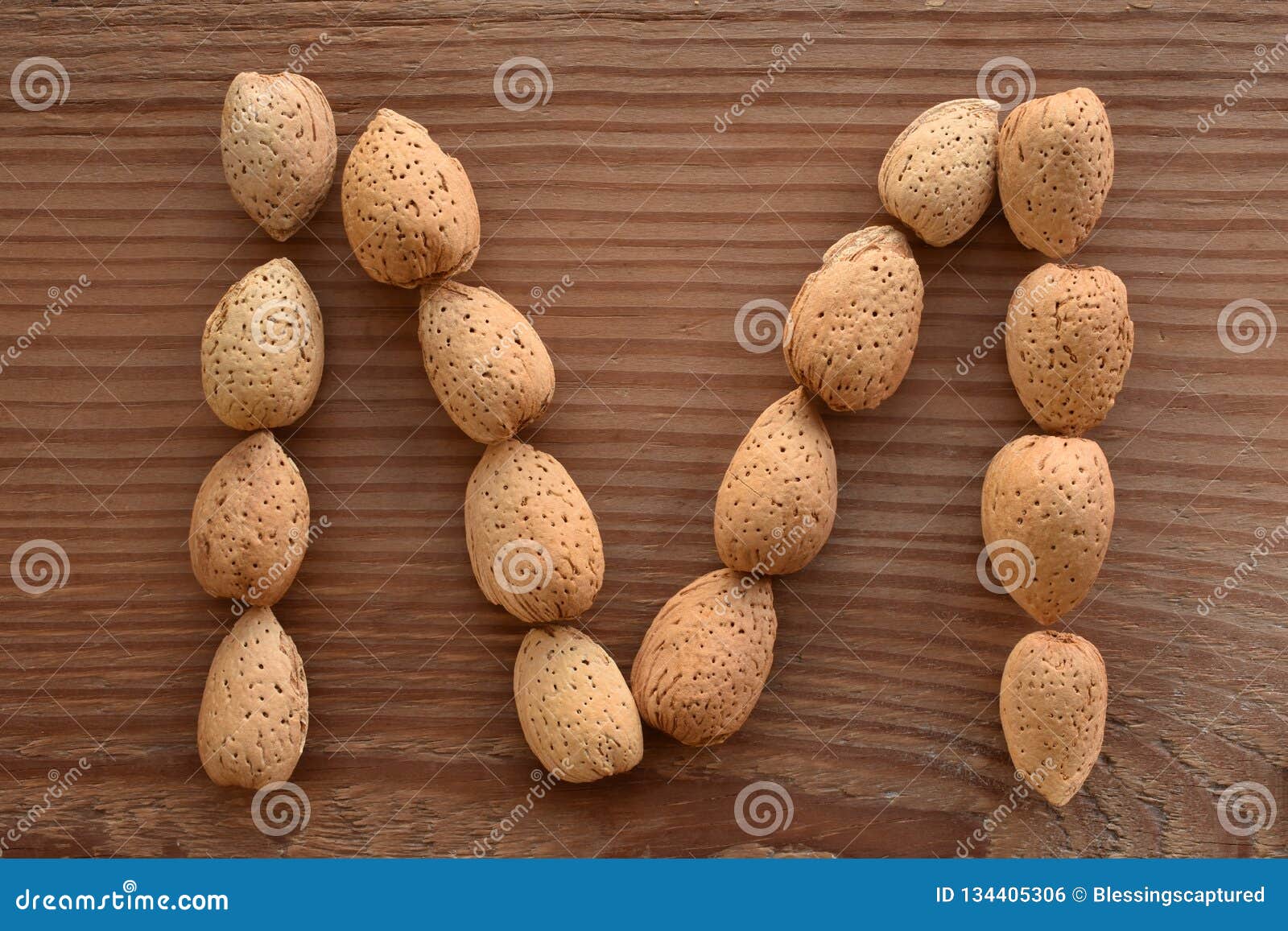 La Letra M Formada Con Las Almendras En La Madera Foto de archivo ...