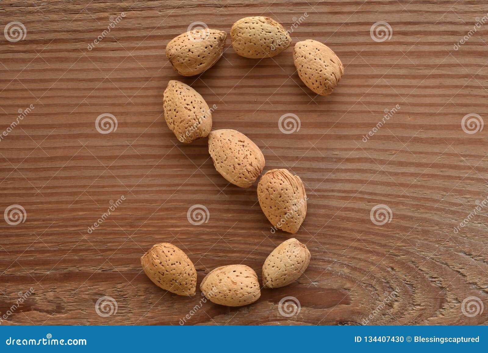 La Letra S Formada Con Las Almendras En La Madera Foto de archivo ...