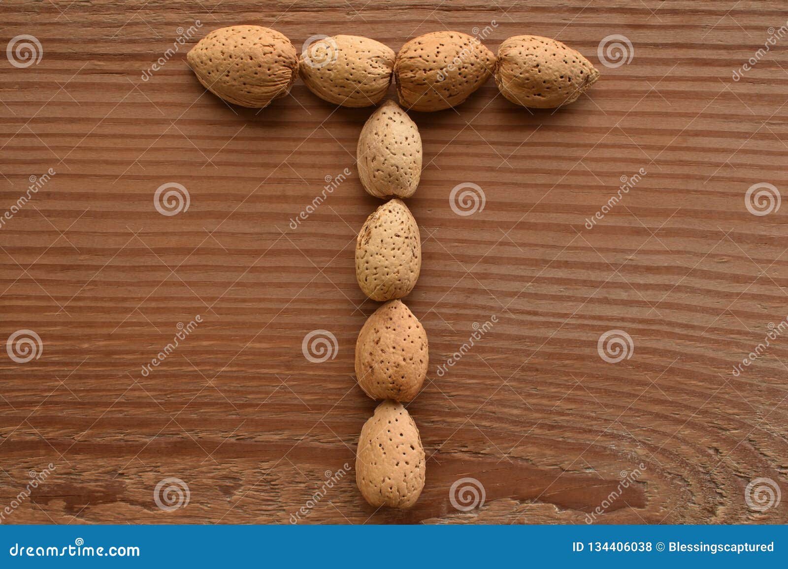 La Letra T Formada Con Las Almendras En La Madera Foto de archivo ...