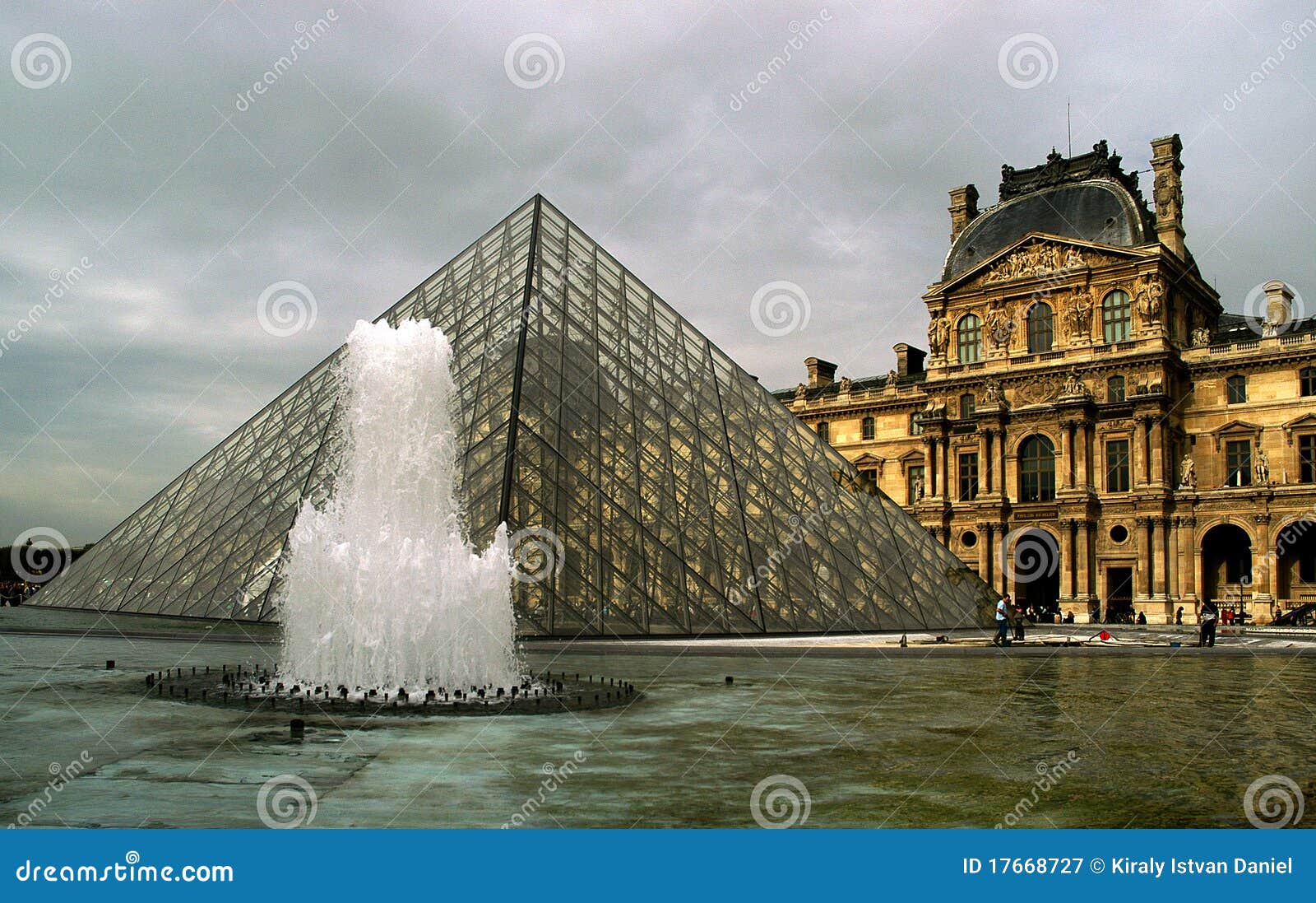 La lumbrera y la pirámide fotografía editorial. Imagen de lugar - 17668727