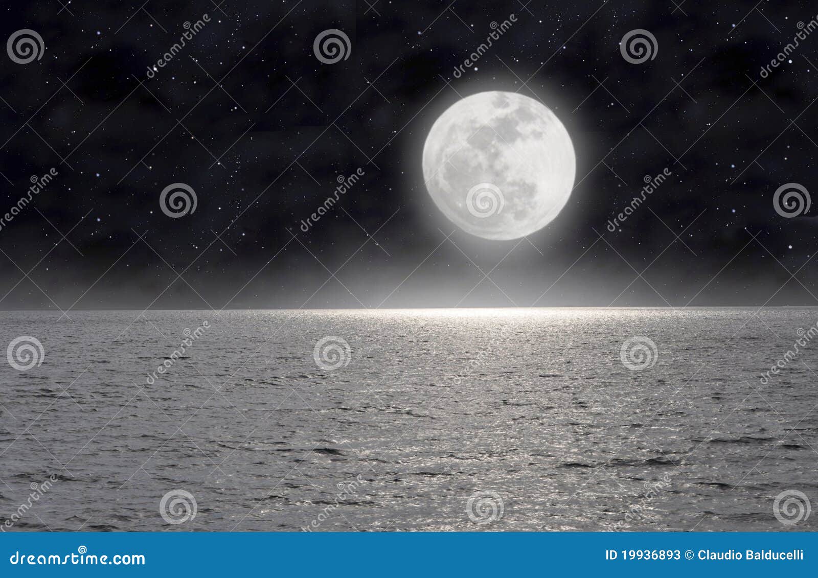 La luna sul mare immagine stock. Immagine di scuro, astronomia - 19936893
