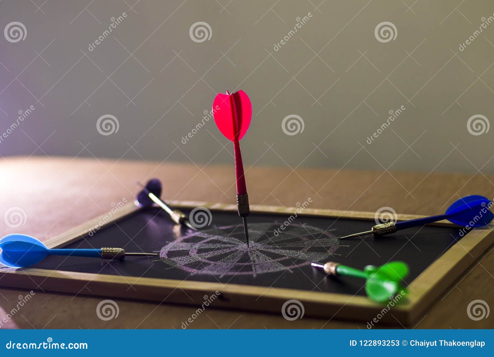 La Main Avec Un Dard Vise Une Cible Image stock - Image du affaires ...