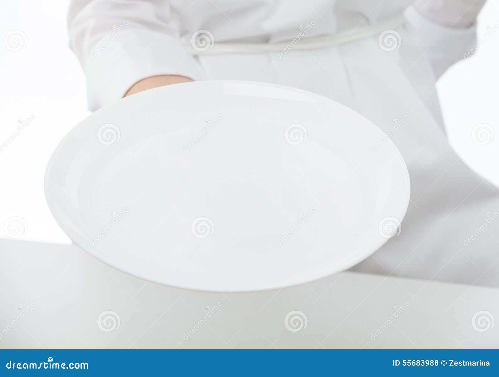 La Main Du Cuisinier Tenant Un Plat Vide Photo stock - Image du plaque ...