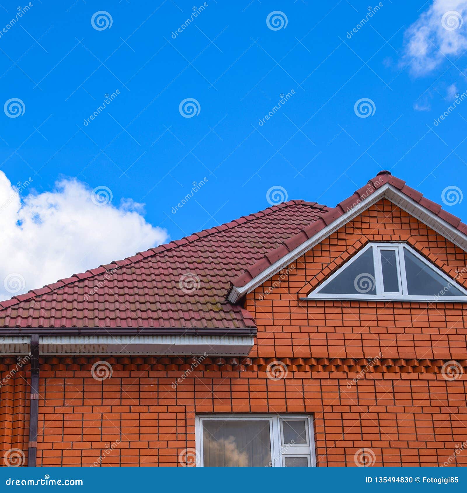 La Maison Avec Un Toit Des Tuiles Classiques Photo stock - Image du ...