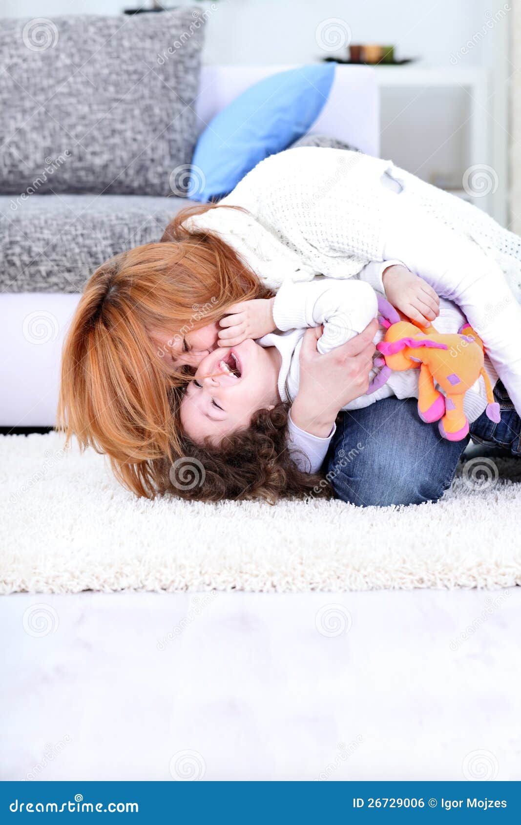 La Maman Chatouille Son Enfant Photo stock - Image du amusement, parent ...