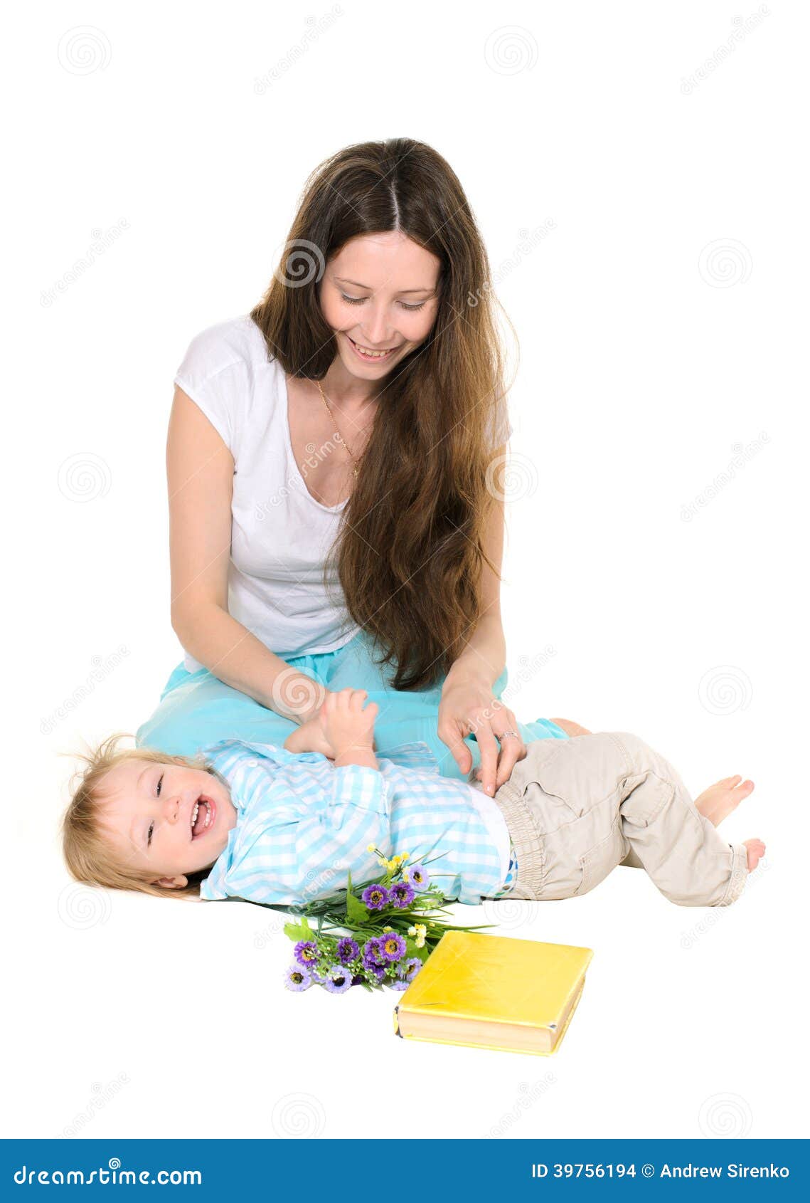 La Maman Chatouille Son Petit Fils Photo stock - Image du famille ...