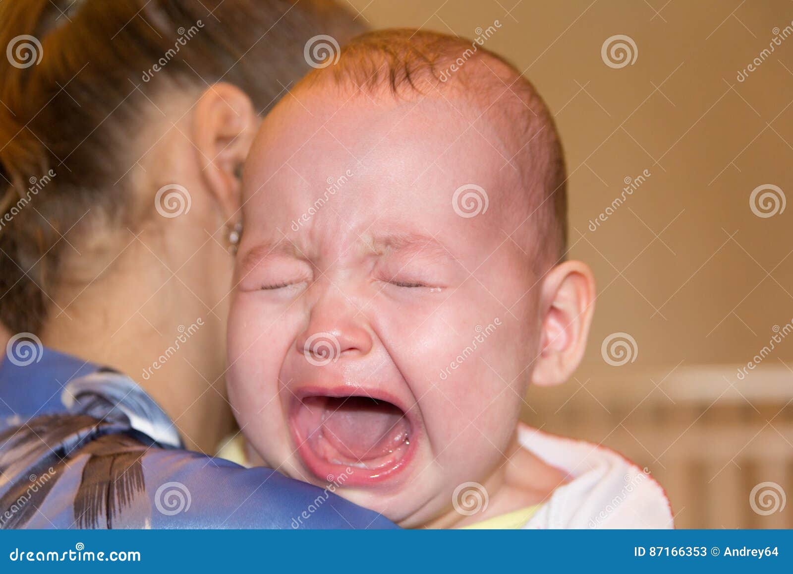 La Mamma Lenisce Il Bambino Il Bambino Sta Gridando Immagine Stock ... La Mamma Lenisce Il Bambino Il Bambino Sta Gridando Immagine Stock ...